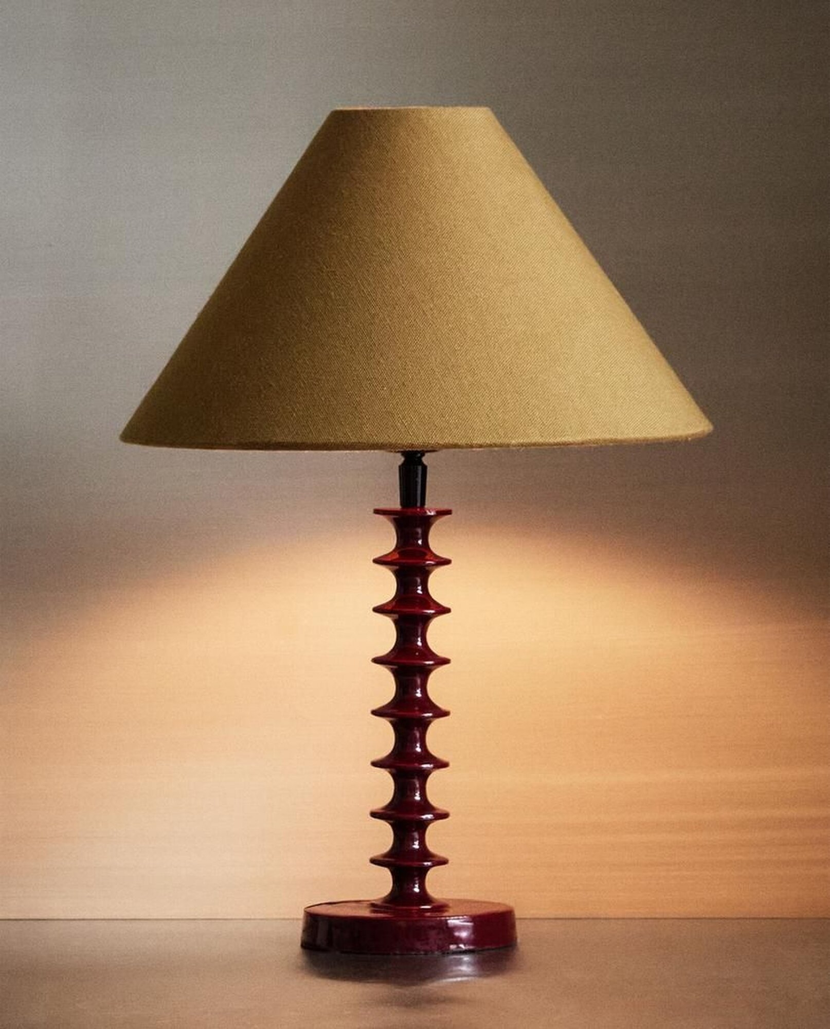 Настольная лампа ZARA HOME 5362/047 - с рельефным узором и коническим абажуром, 42,5 x 30,5 x 30,5 см, цвет бордовый/горчичный