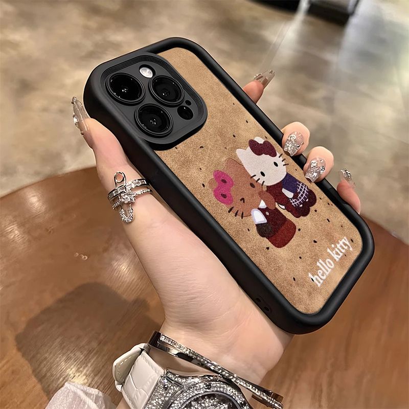 Чехол на Айфон 15 Про Макс / iPhone 15 Pro Max чёрный с Hello Kitty под коричневую шкуру, топовый ударопрочный чехол долговечный с коричневым кожаным эффектом