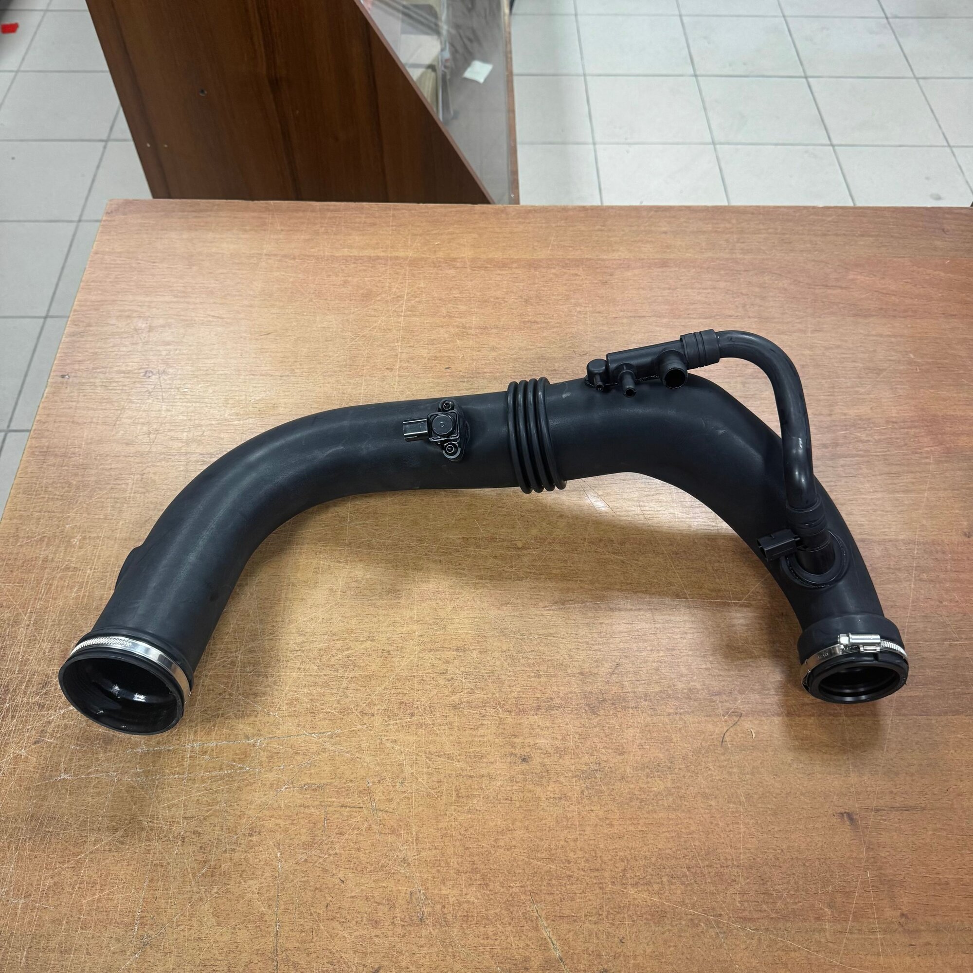 Патрубок воздушный Mercedes w204 w212 c207 M271