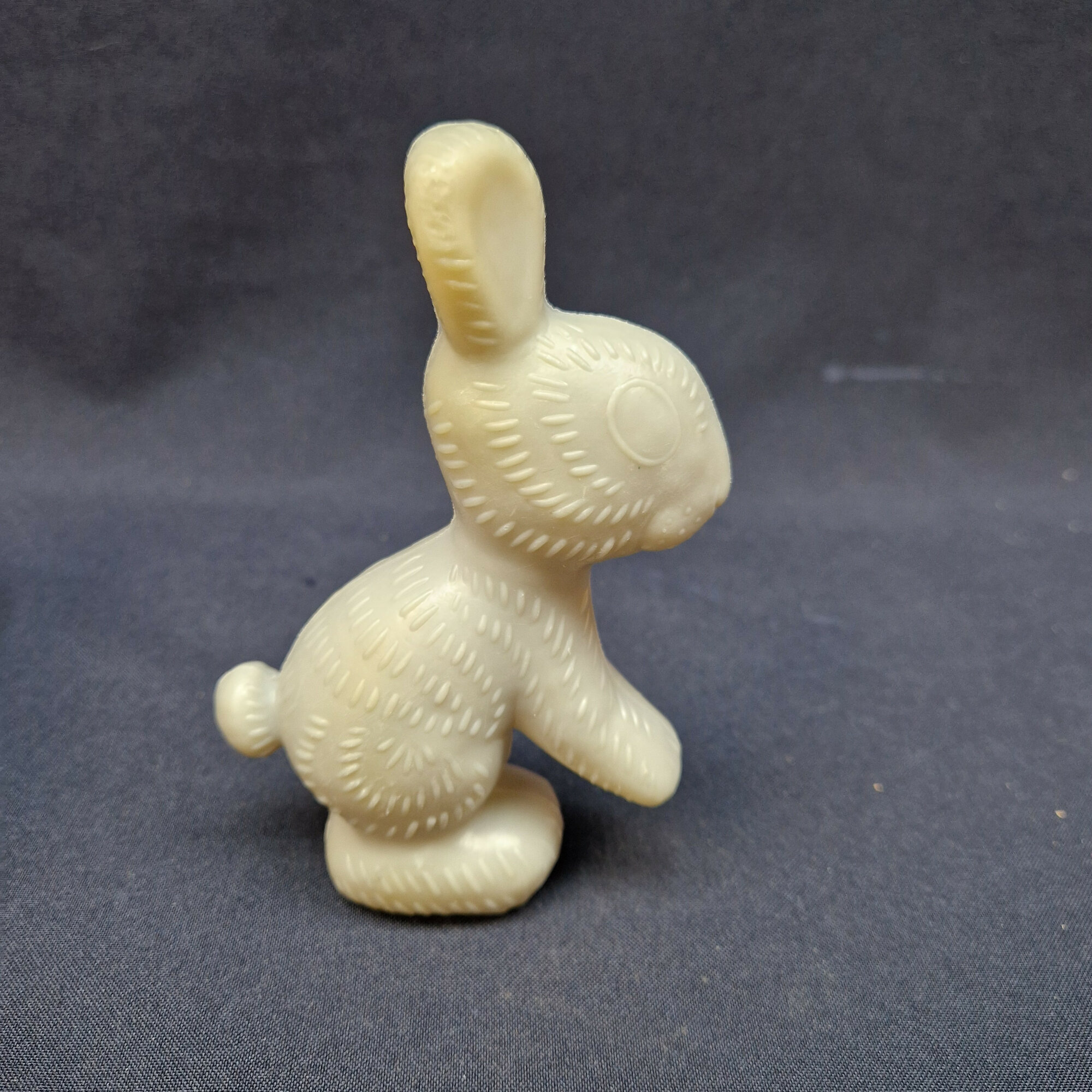 Игрушка пластмассовая винтажная, СССР. Фигурка зайца молочного цвета для кукольного театра
