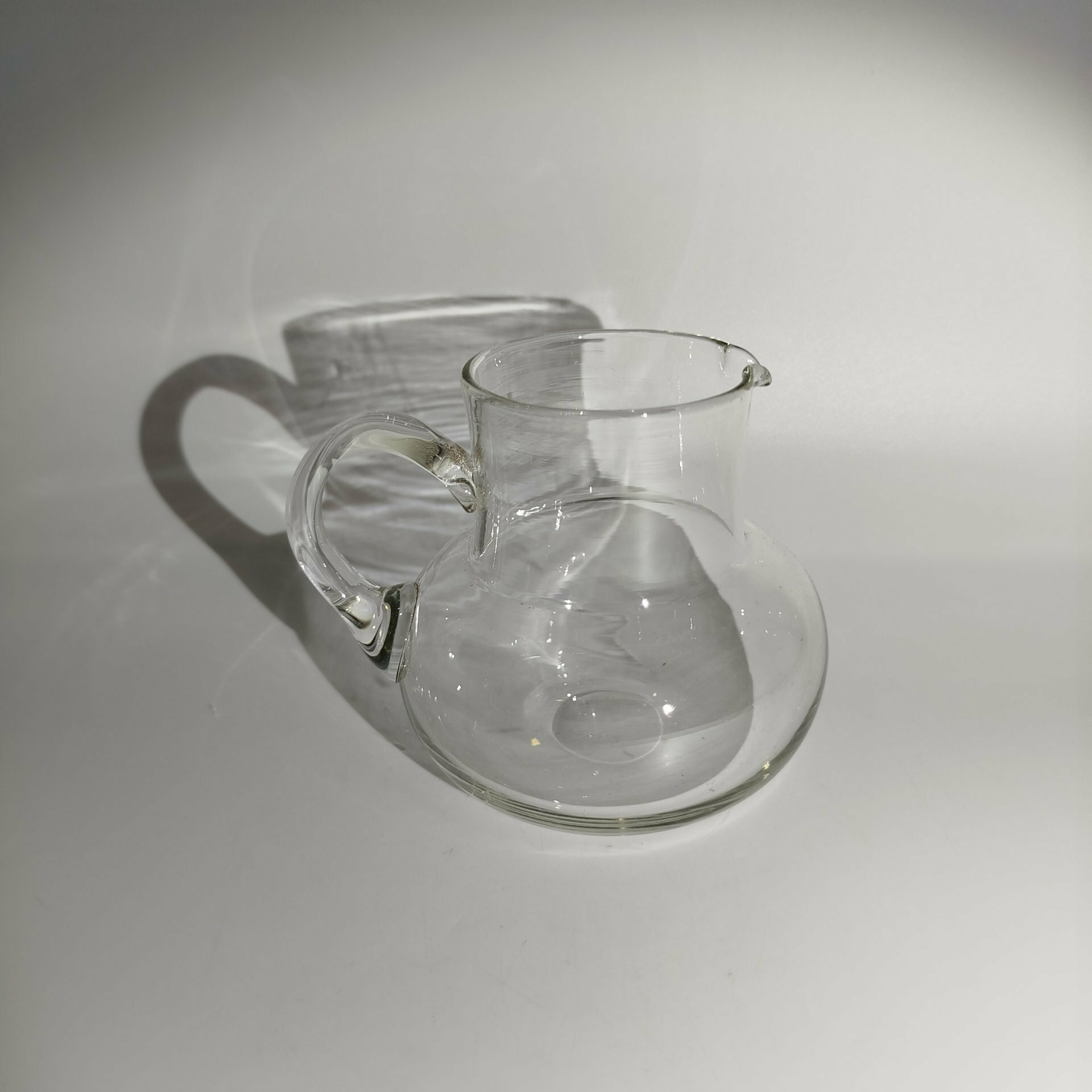 Молочник с широким туловом, стекло, Россия, 1900-1930 гг.
