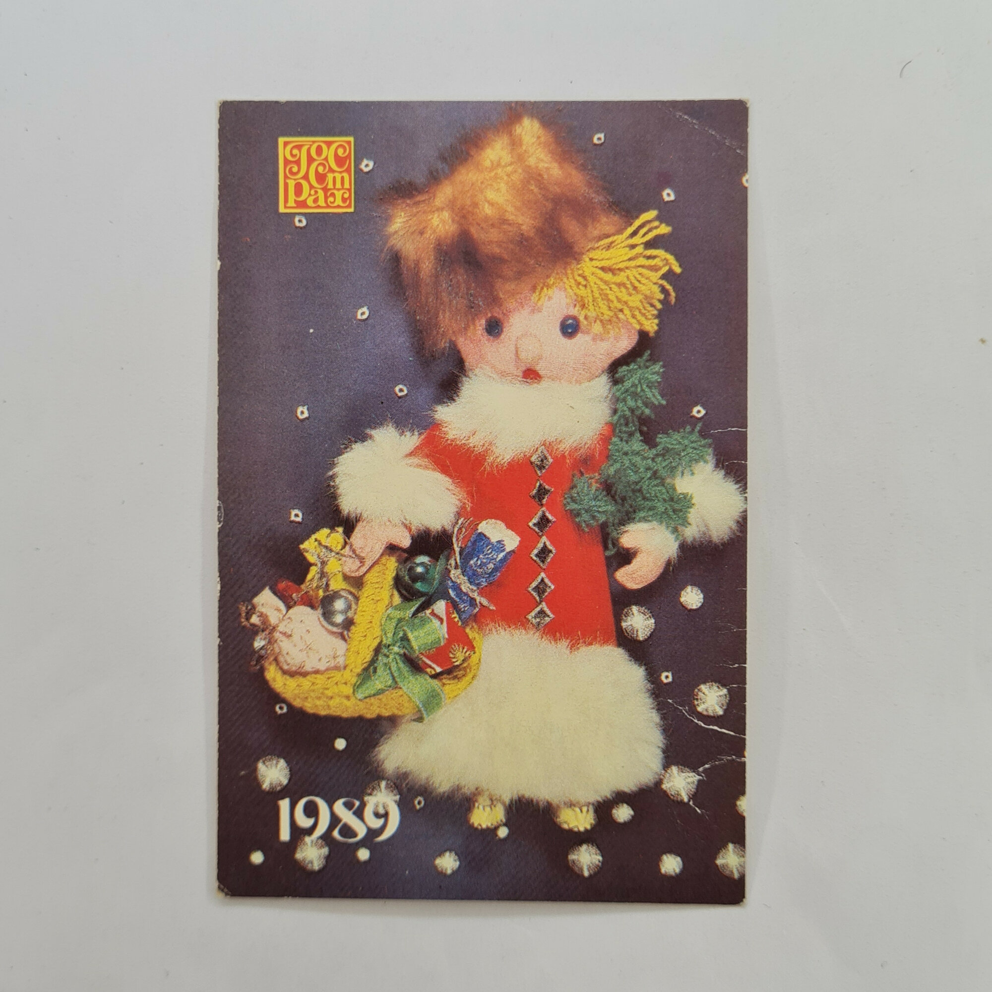 Карманный календарик 1989. Кукла в красном платье с подарками. Календарь винтажный