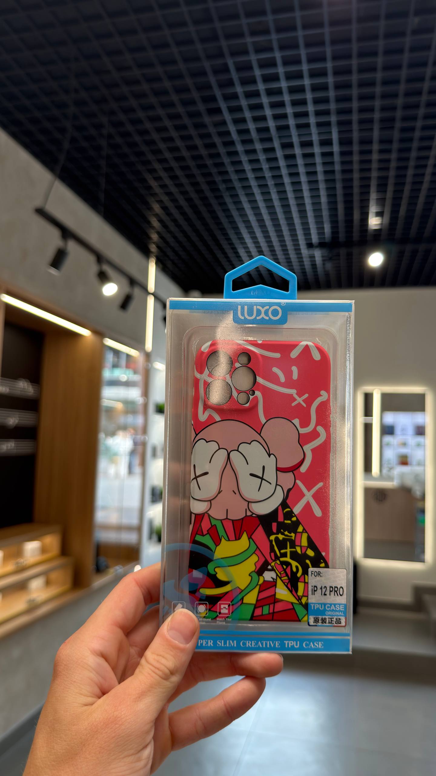 Светящийся чехол на iPhone 12 Pro с рисунком KAWS
