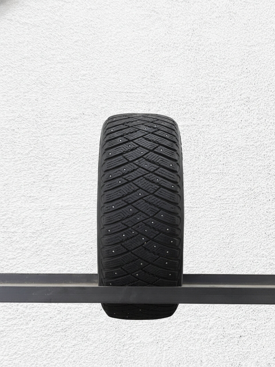Зимние шины шипованные Goodyear UltraGrip ice 215/55 R17 25.0% износ PT0010417 TSB038128