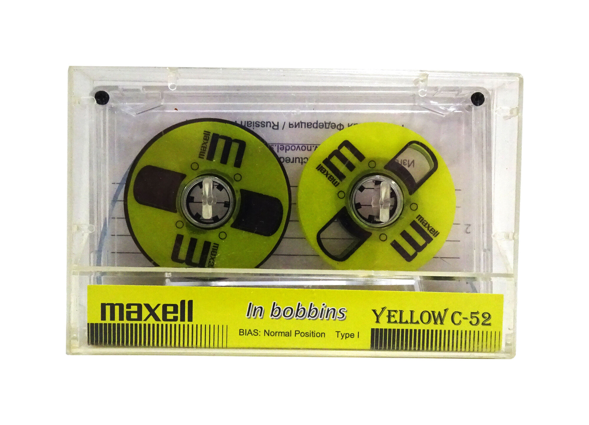 Аудиокассета "maxell" c жёлтыми боббинками и логотипом "Novodel Shop"