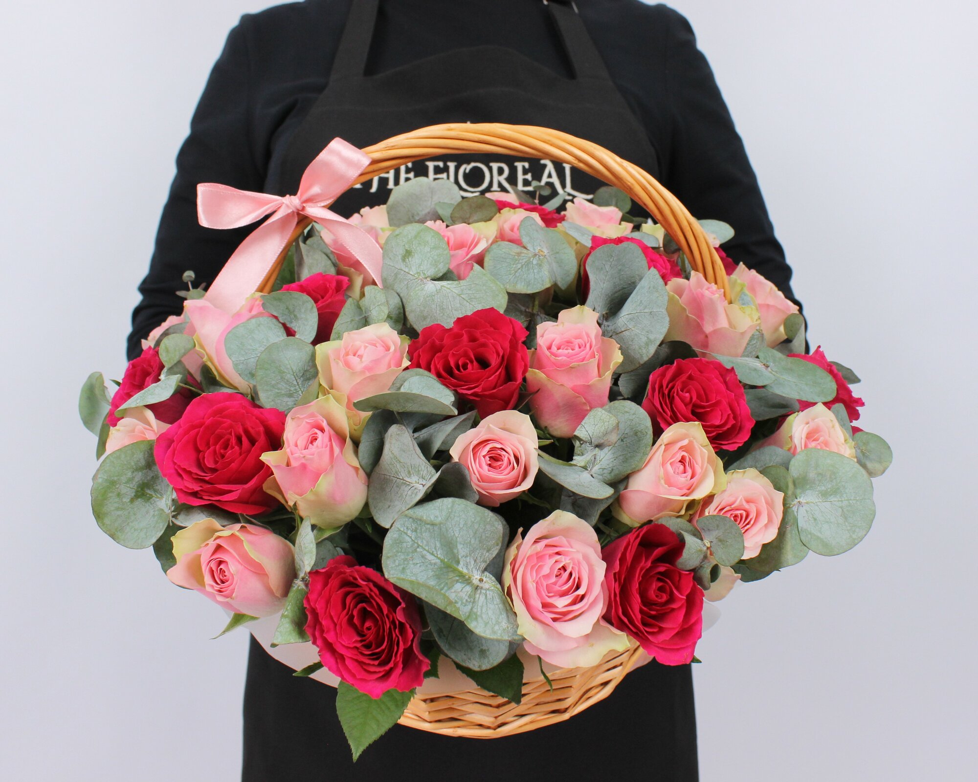Композиция в корзине THE FLOREAL "Малиновая и розовая роза", 35 штук, с эвкалиптом