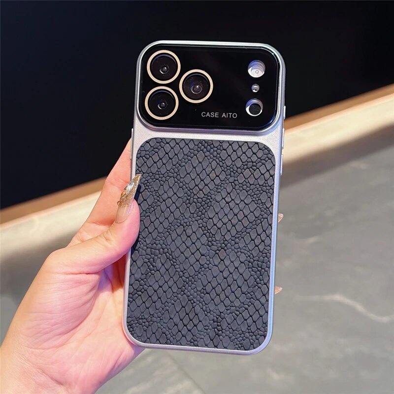 Черный чехол для iPhone 14 Pro с текстурой крокодила