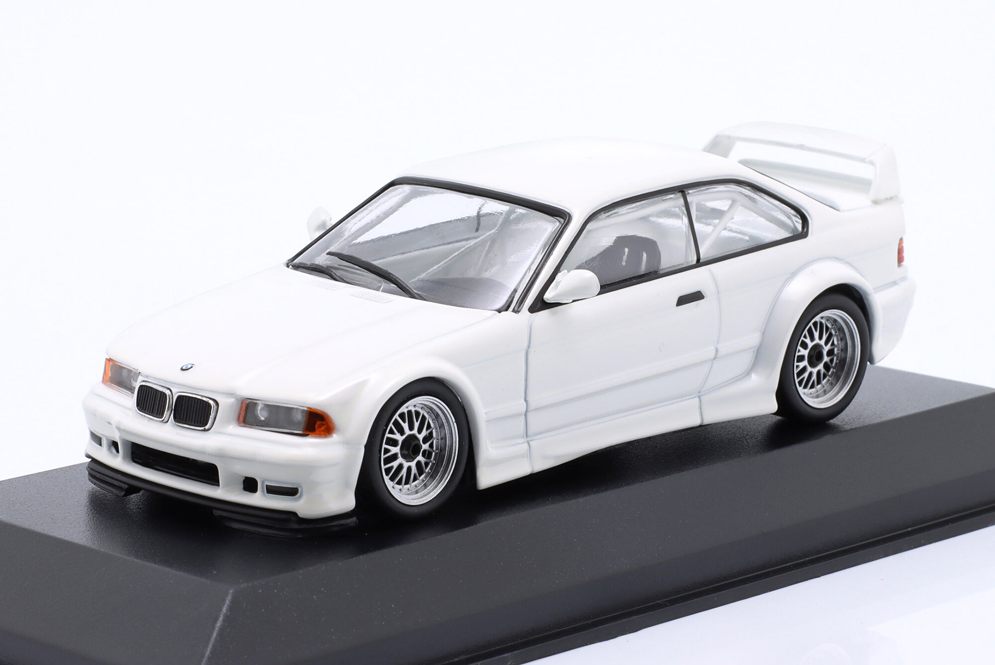 Модель коллекционная MAXICHAMPS Bmw M3 gtr E36 1993 white
