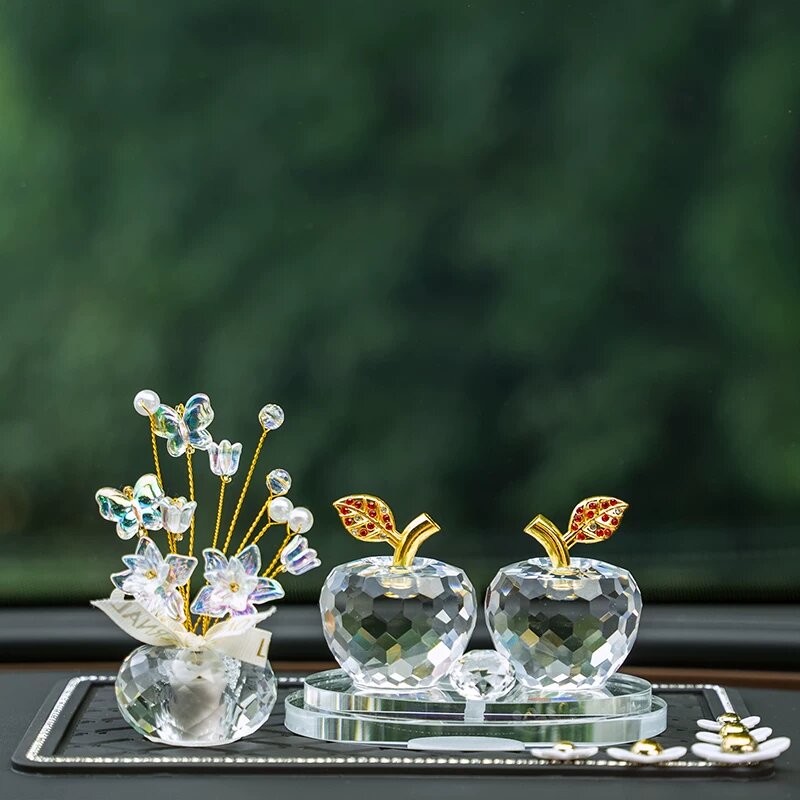 Кристаллический автомобильный панельный декор Golden Leaf Double Apple белого цвета с маленькой ромашкой в