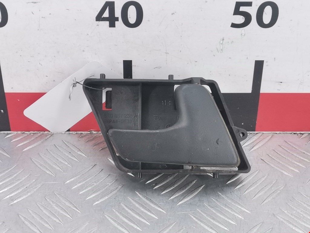 Ручка двери внутренняя задняя правая / 1832305 7700352 6K483911473Y для Seat Ibiza 2 (с пробегом)