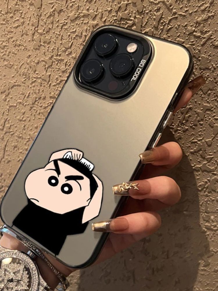 Чехол на Айфон 15 / IPhone 15 чёрный с персонаж Арарасу от мультсериала "Шиньчан" в забавной позе на светло-сером фоне, создающий образ игривой и узнаваемой мультяшной стилистики.