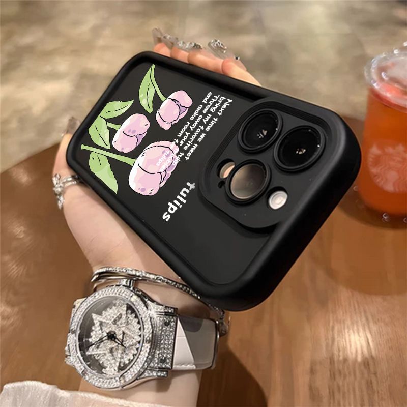 Чехол на Айфон 15 / iPhone 15 чёрный с розово-фиолетовыми тюльпанами ручной росписи, современный силиконовый ударопрочный чехол долговечный с розово-фиолетовыми тюльпанами