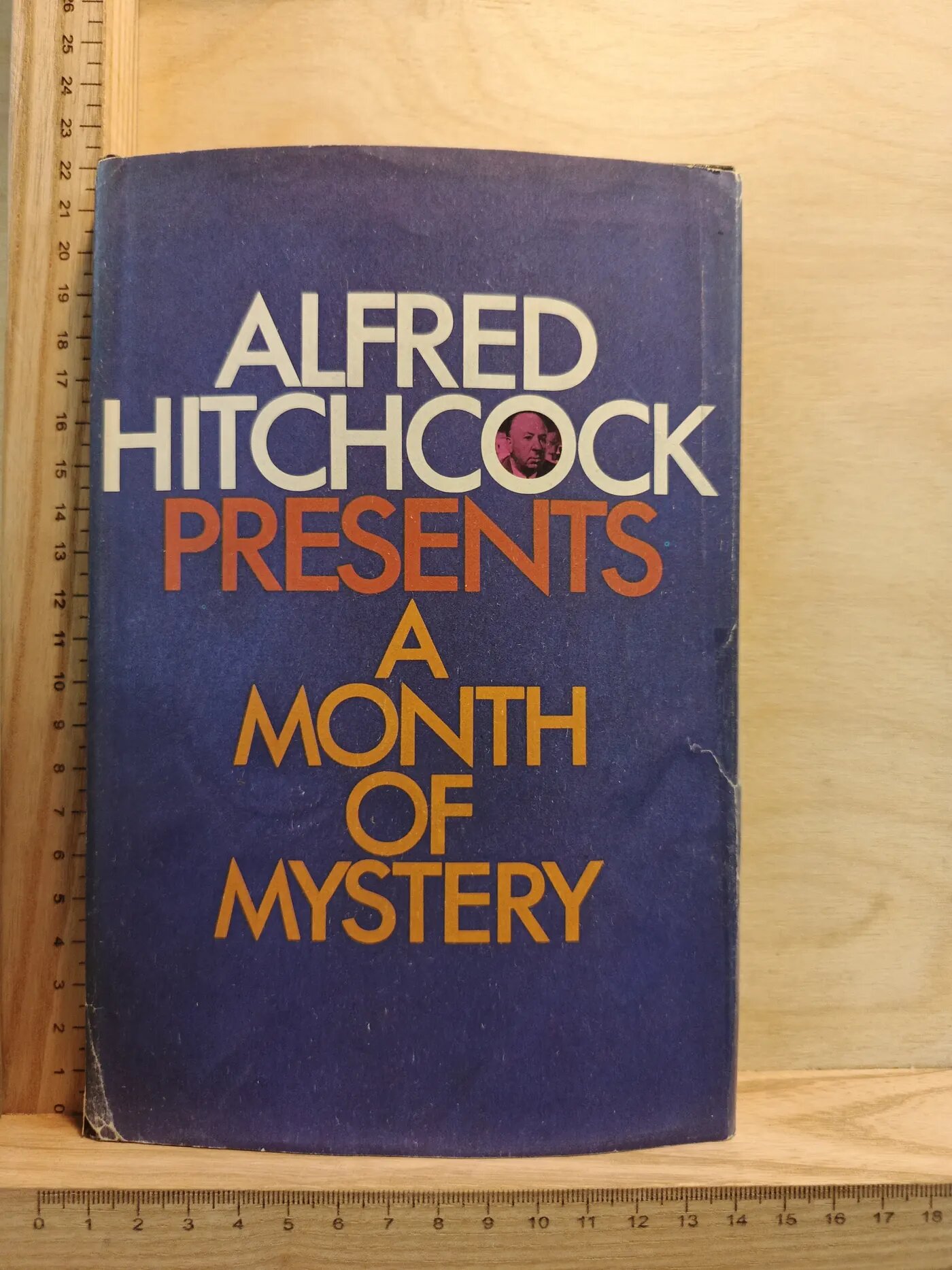 Alfred Hitchcock Presents: A Month of Mystery (Месяц загадок) (на английском языке)
