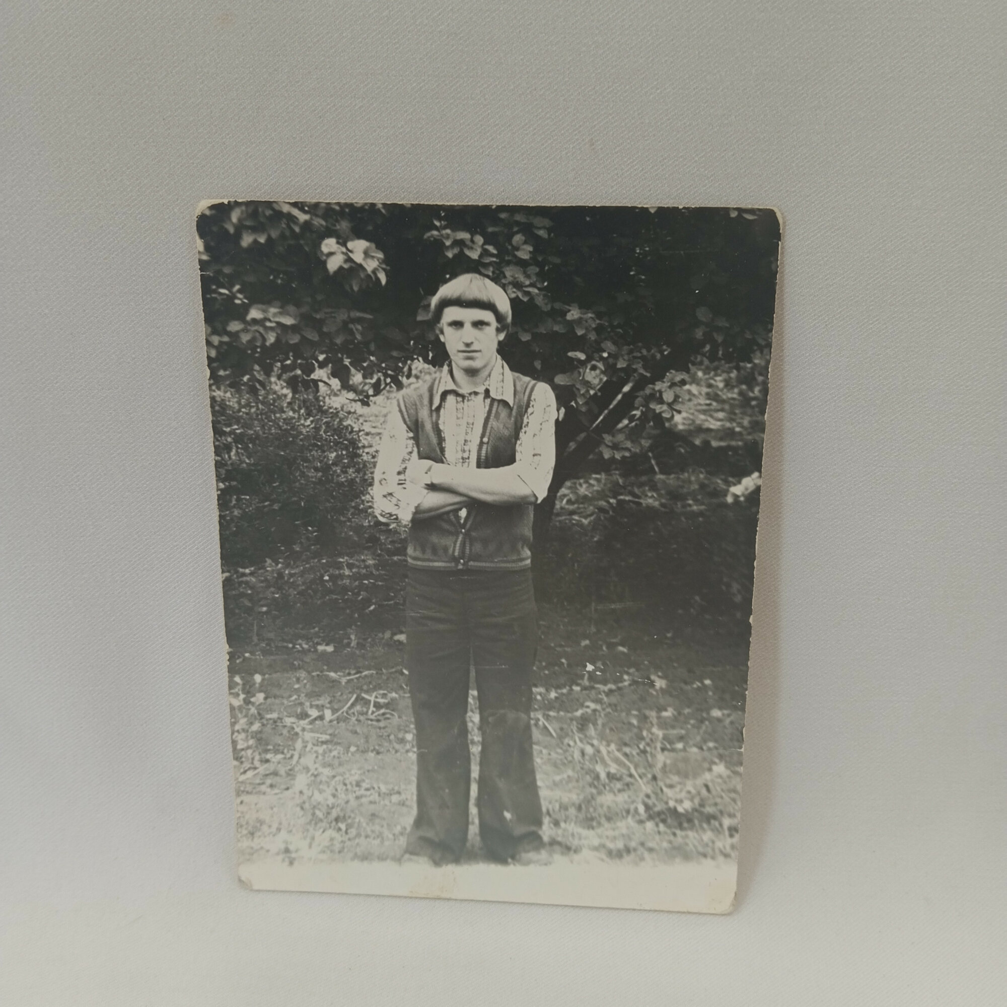 Фотография винтажная, СССР. Черно белый портрет молодого мужчины на природе