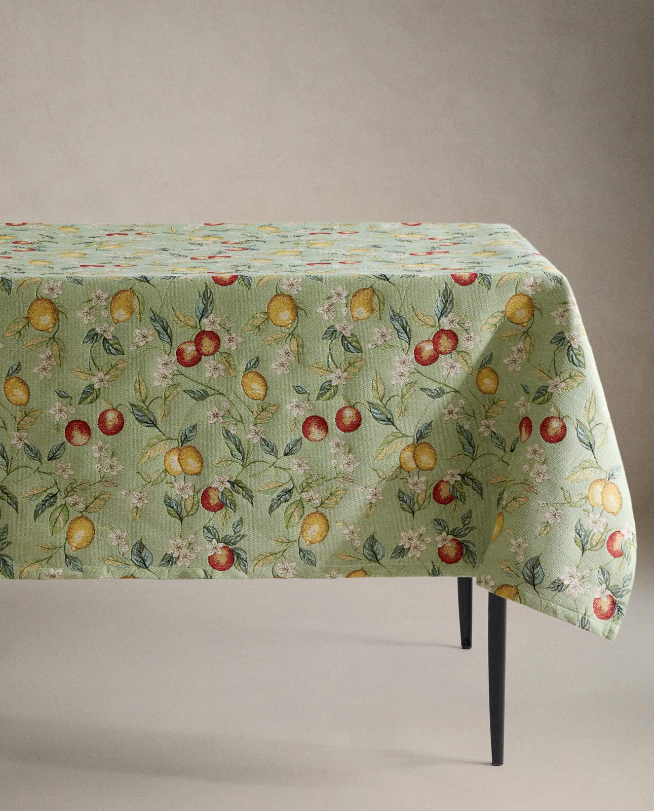 Скатерть ZARA HOME жаккардовая с фруктами, зеленый, 150x150 см 4246/021/500-70