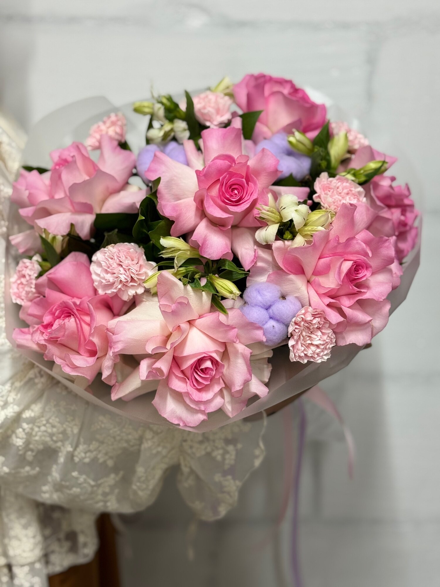 Букет живых цветов / Decoriflora / Роза, Гвоздика, Альстромерия / Микс из 21 шт