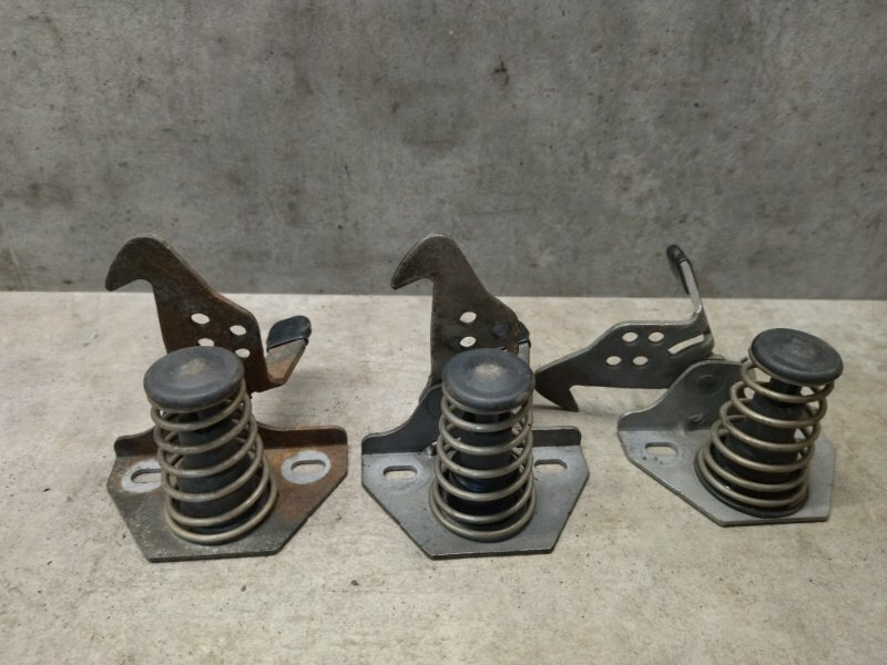 Крюк замка капота BMW 5 E60 51237034256