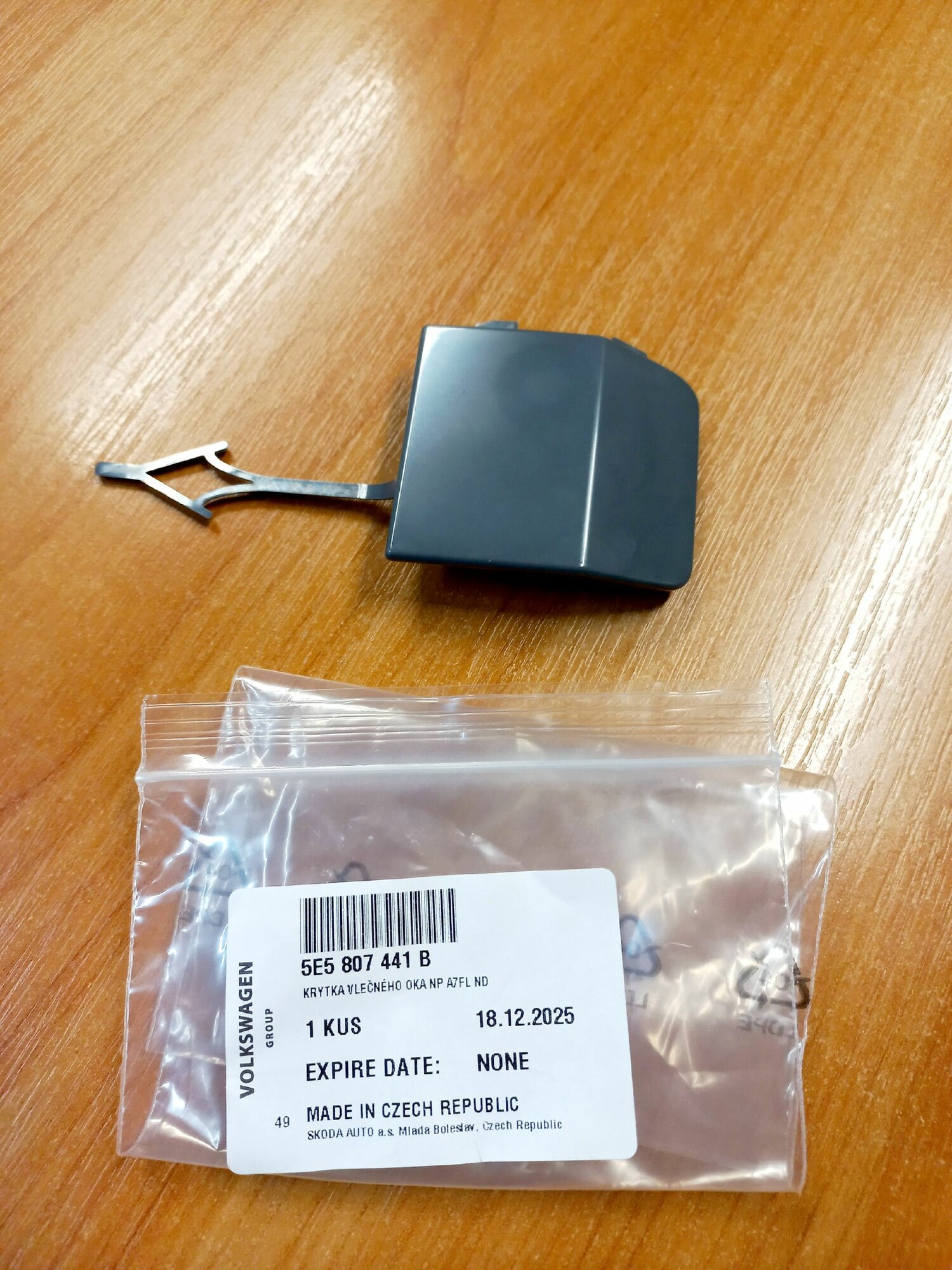 Крышка задней буксировочной проушины 5E5807441B (org) VAG