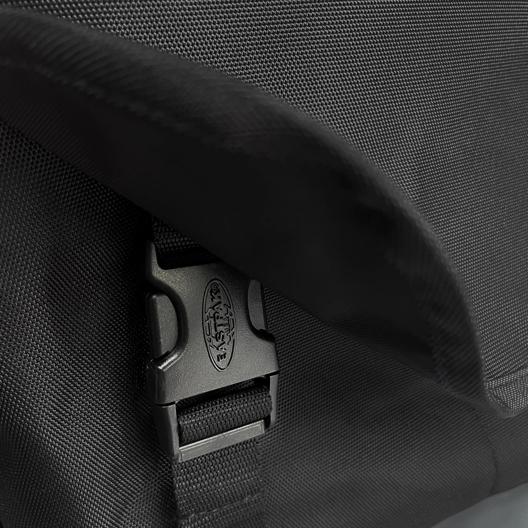 Сумка мессенджер EASTPAK, фактура гладкая, черный — фото 1