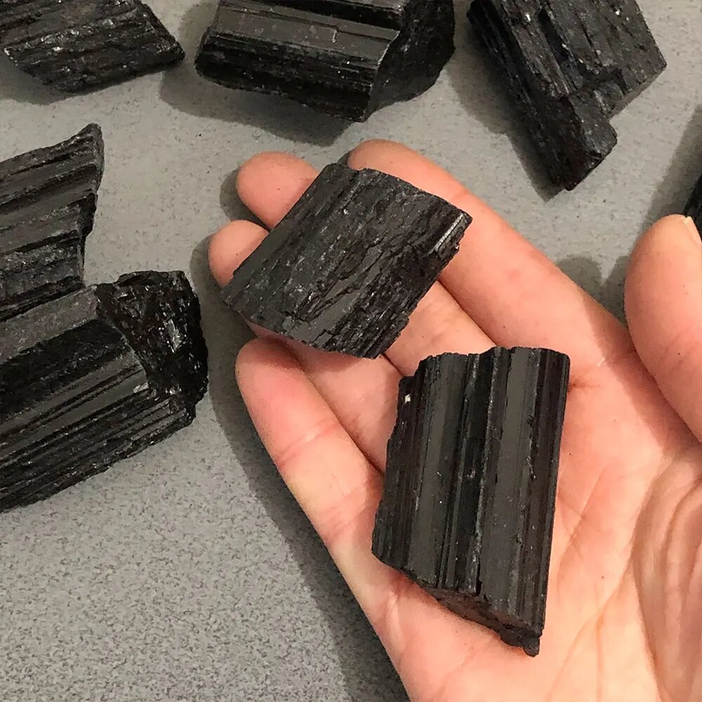 Натуральные черные турмалины и кварцы для декора 100g (1 bag), M (20-50mm)