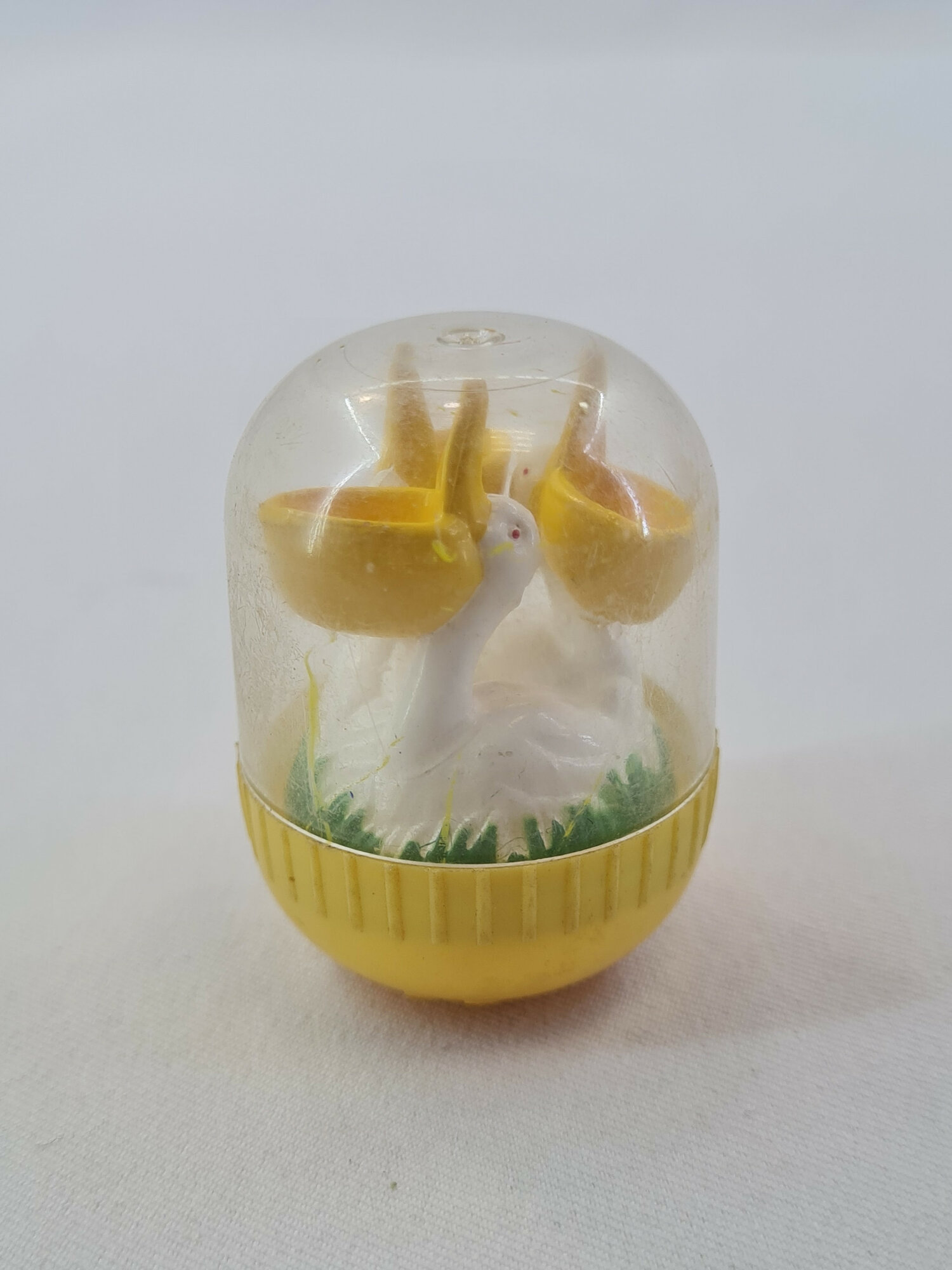 Винтажная игрушка СССР. Пластиковая фигурка аиста с корзинами под прозрачным колпаком для декора