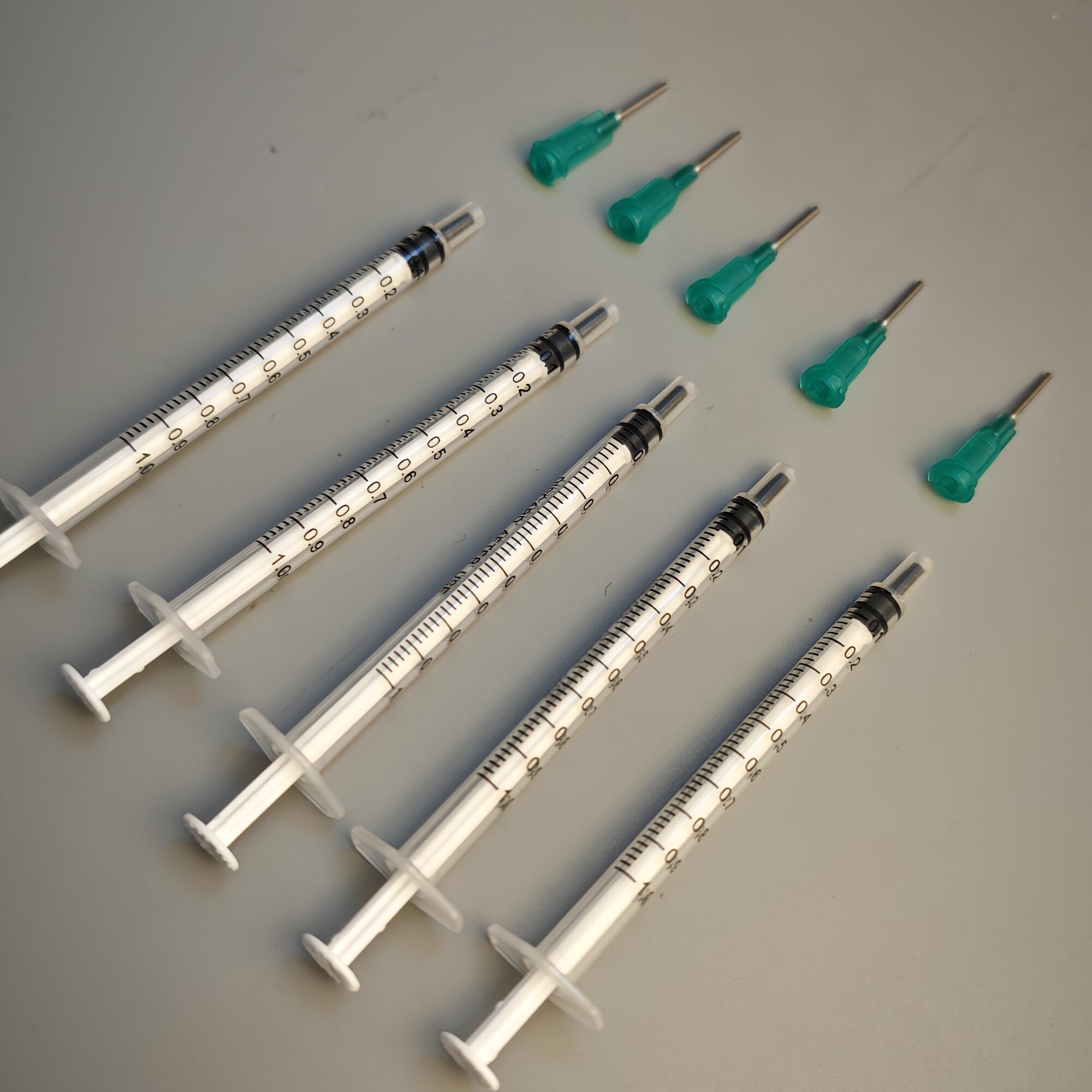 Набор многоразовых пластиковых шприцев 5 шт. по 0,03 oz с иглой 18G для точных инъекций малых объемов, лабораторных работ, DIY, кормления питомцев, творчества, нанесения клея, чернил и смолы, переноса жидкостей