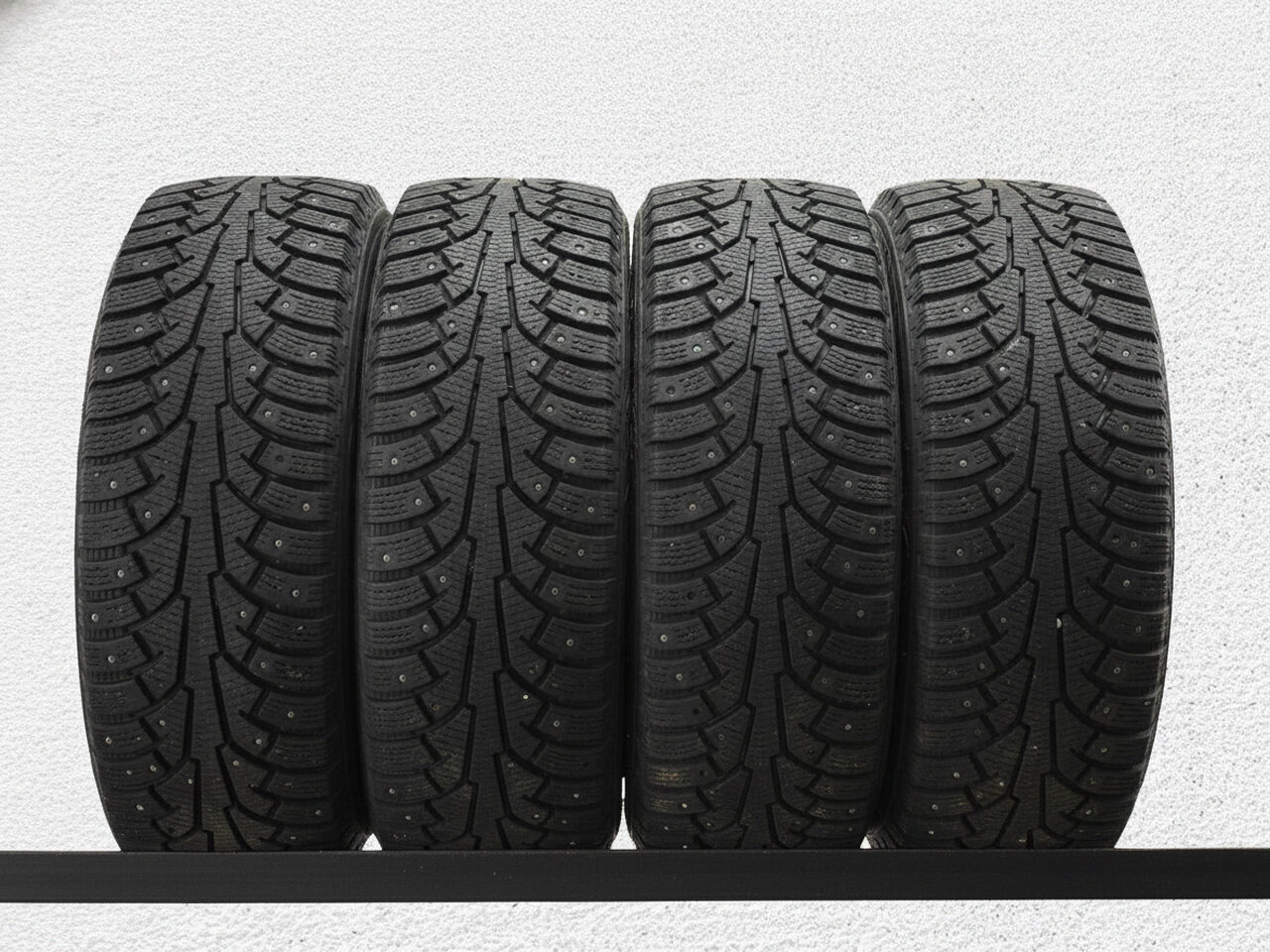 Комплект (4 шт) зимних БУ шин шипованные Nokian Tyres nordman 5 suv 225/60 R17 25% износ TSB045504
