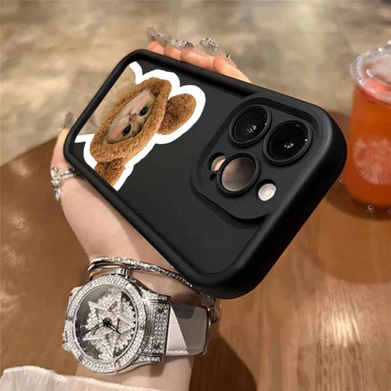 Чехол на Айфон 11 / iPhone 11 чёрный с котом в меховом капюшоне, стильный ударопрочный чехол защитный от ударов для смартфона