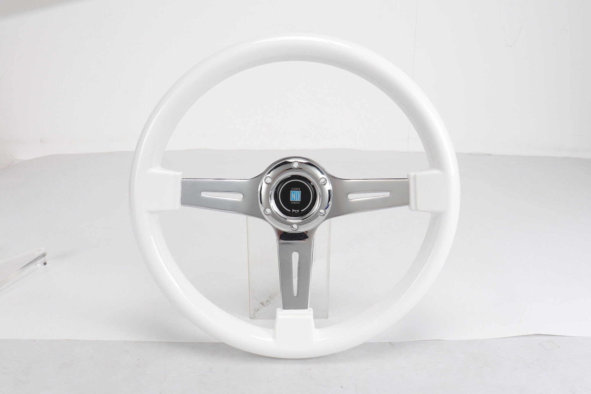 Гоночный руль со средним вылетом ABS Chrome WHITE Nardi