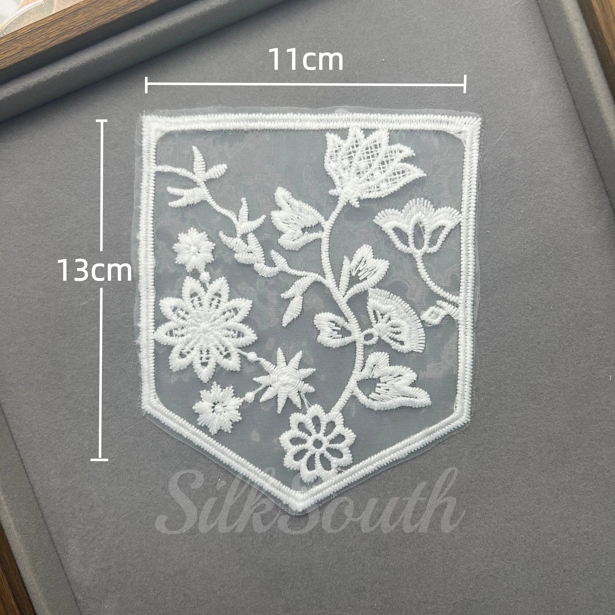 Кружевные аппликации вышитые, 13x11 см, цвет 14