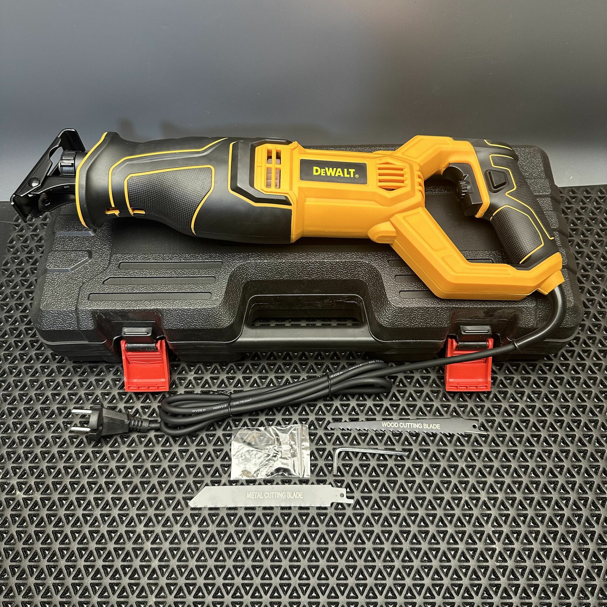 Сабельная пила электрическая DeWalt 850W / пила сабельная сетевая 2800 об./мин