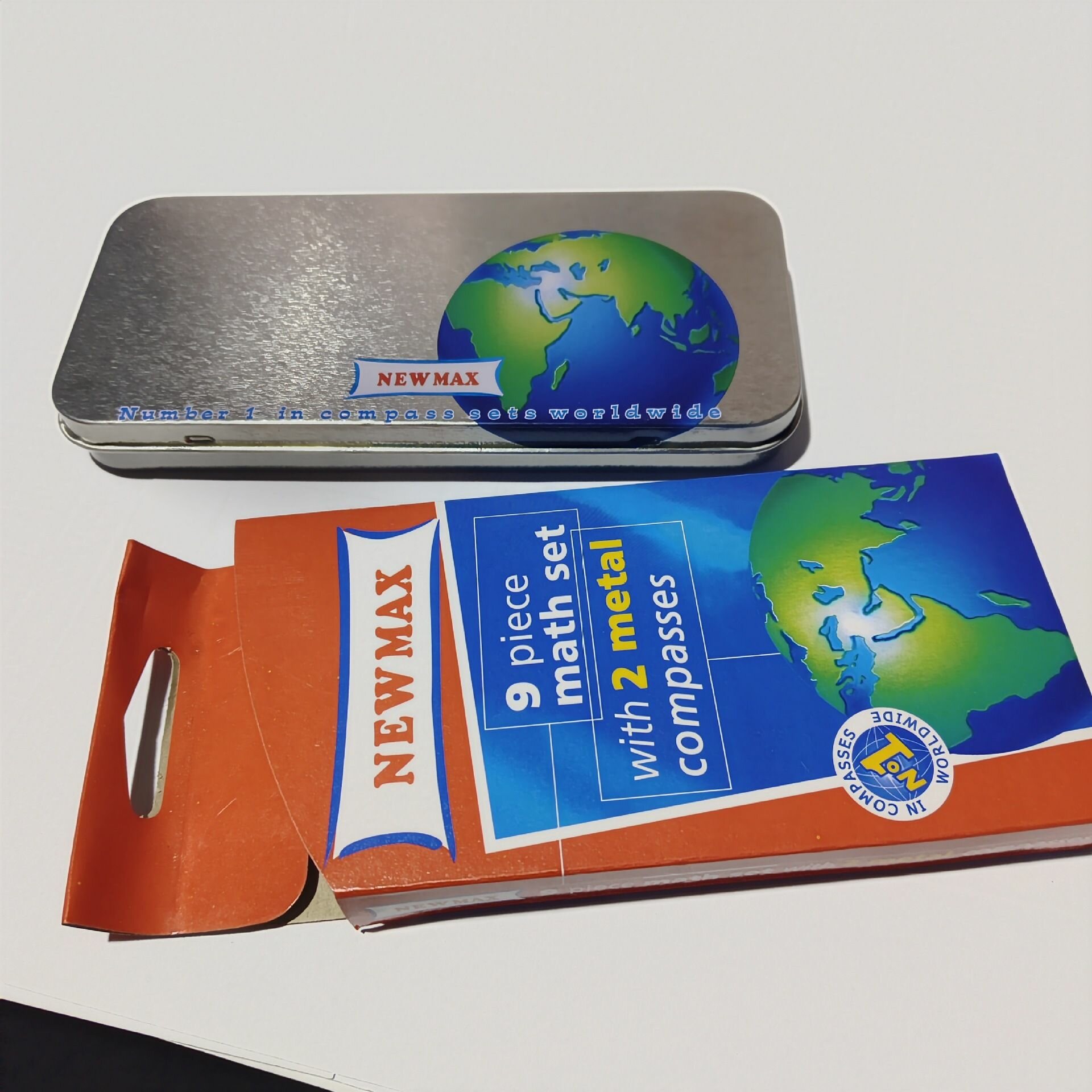 NEWMAX Набор чертежных инструментов 9 шт, металлический циркуль, линейка, транспортир, в жестяной коробке
