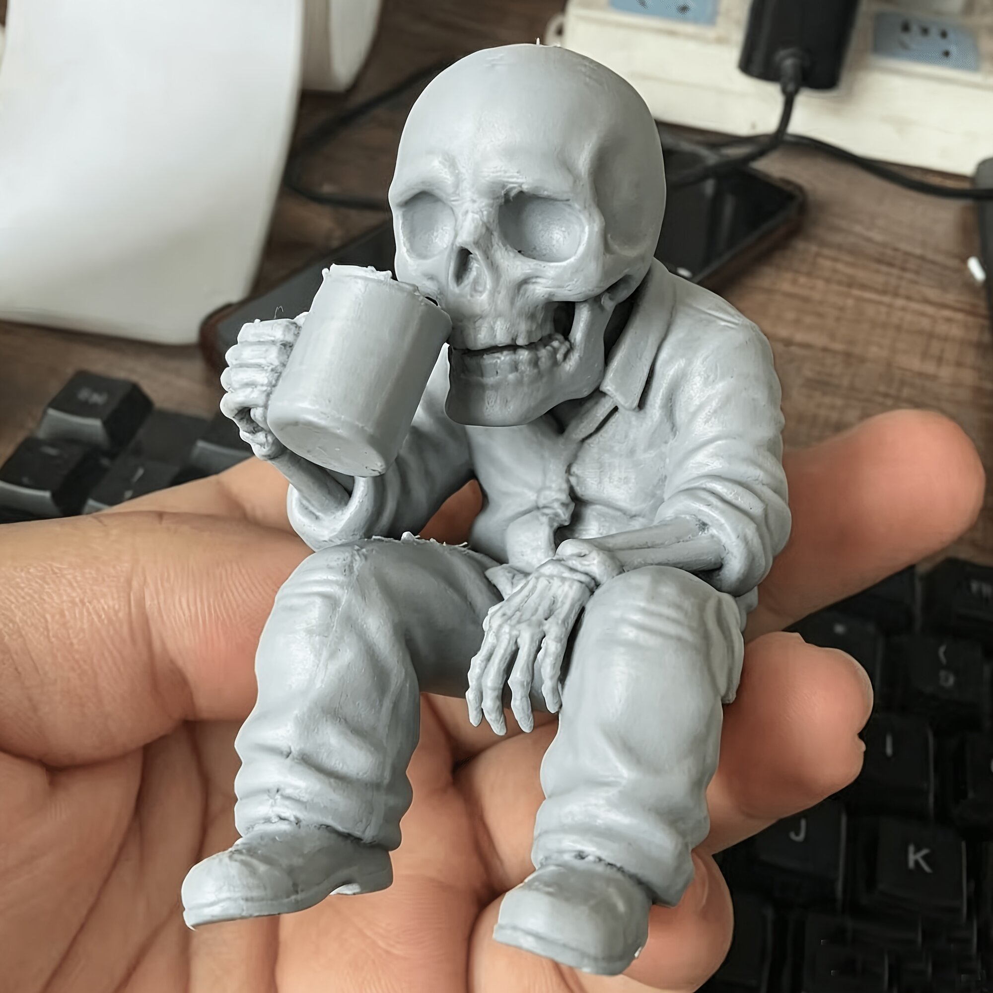 Коллекционная фигурка сидящего скелета с чашкой кофе, серая, для декора стола и офиса