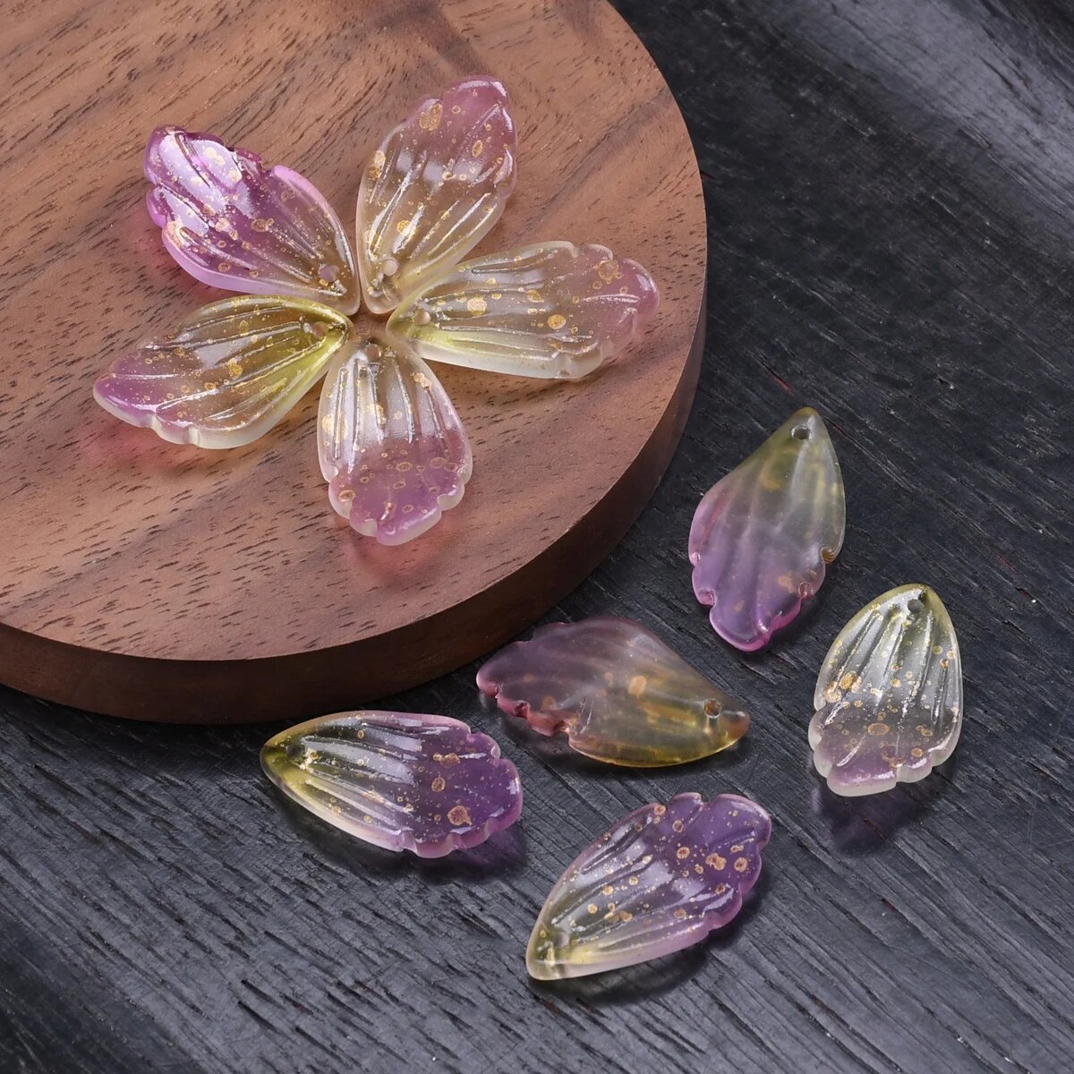 Бусины Quniejieyu лепестки из хрустального стекла 10 шт. Olive Rose