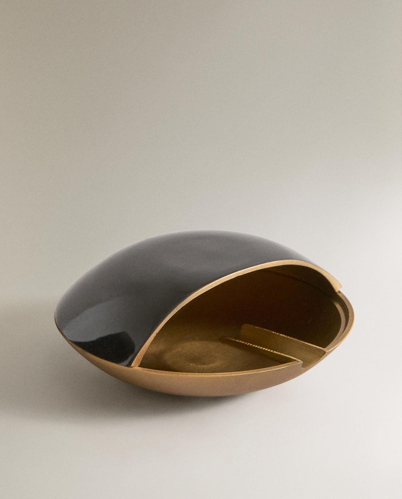 Подставка декоративная ZARA HOME пепельница из лакированной латуни, черно-золотой, 4 x 10.25 x 10.25 см 4327/043/830-99