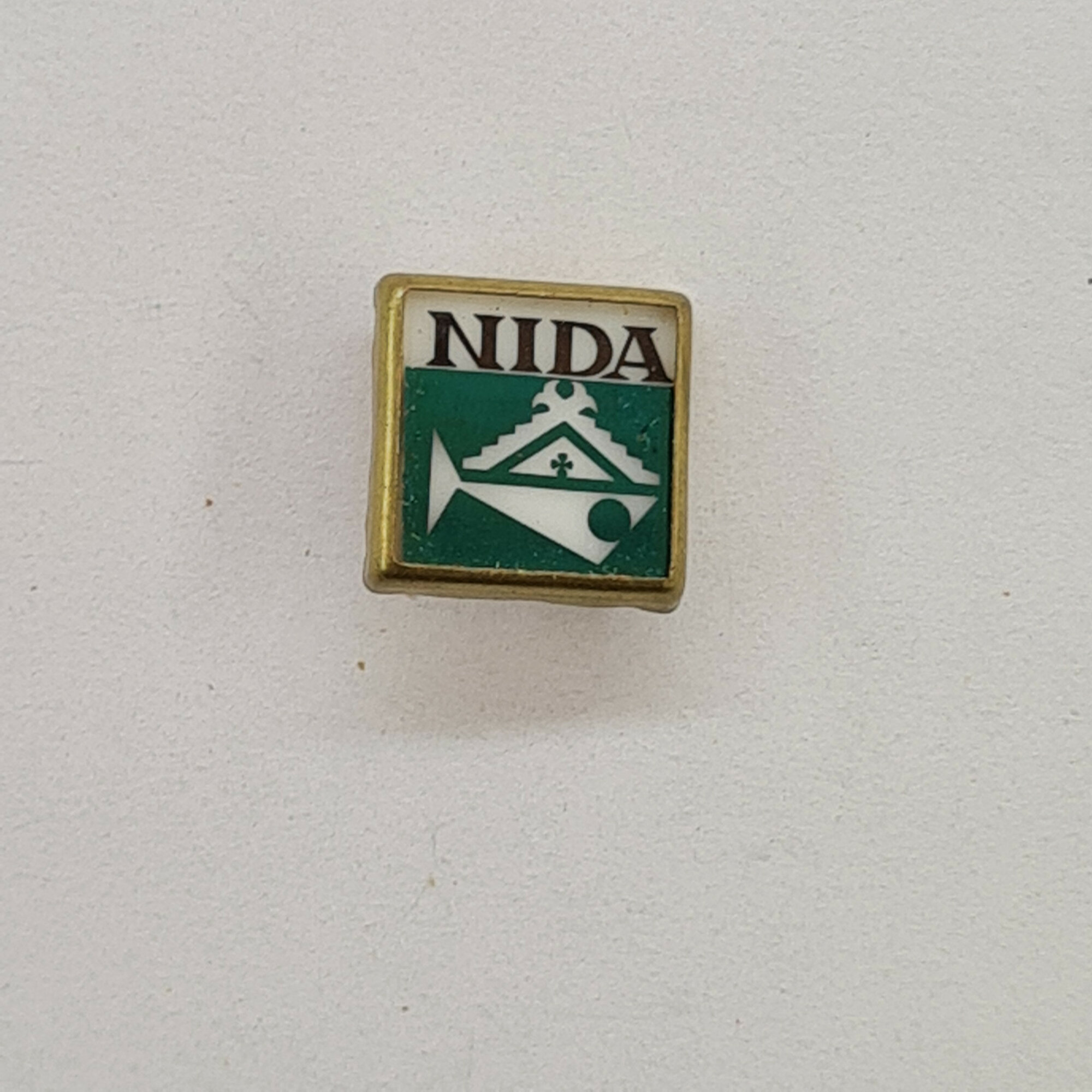 Значок СССР. Nida, Литва, городская тематика, рыба и куршский вымпел. Винтажный значек.