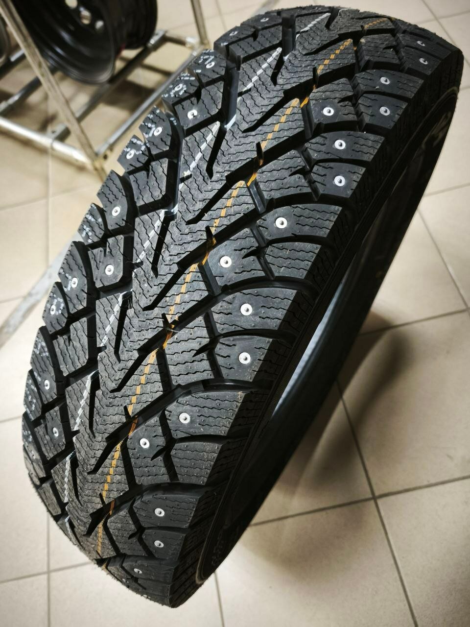 Шины зимние, шипованные R-16С 185/75 Centara WINTER CX658 104/102R Ш