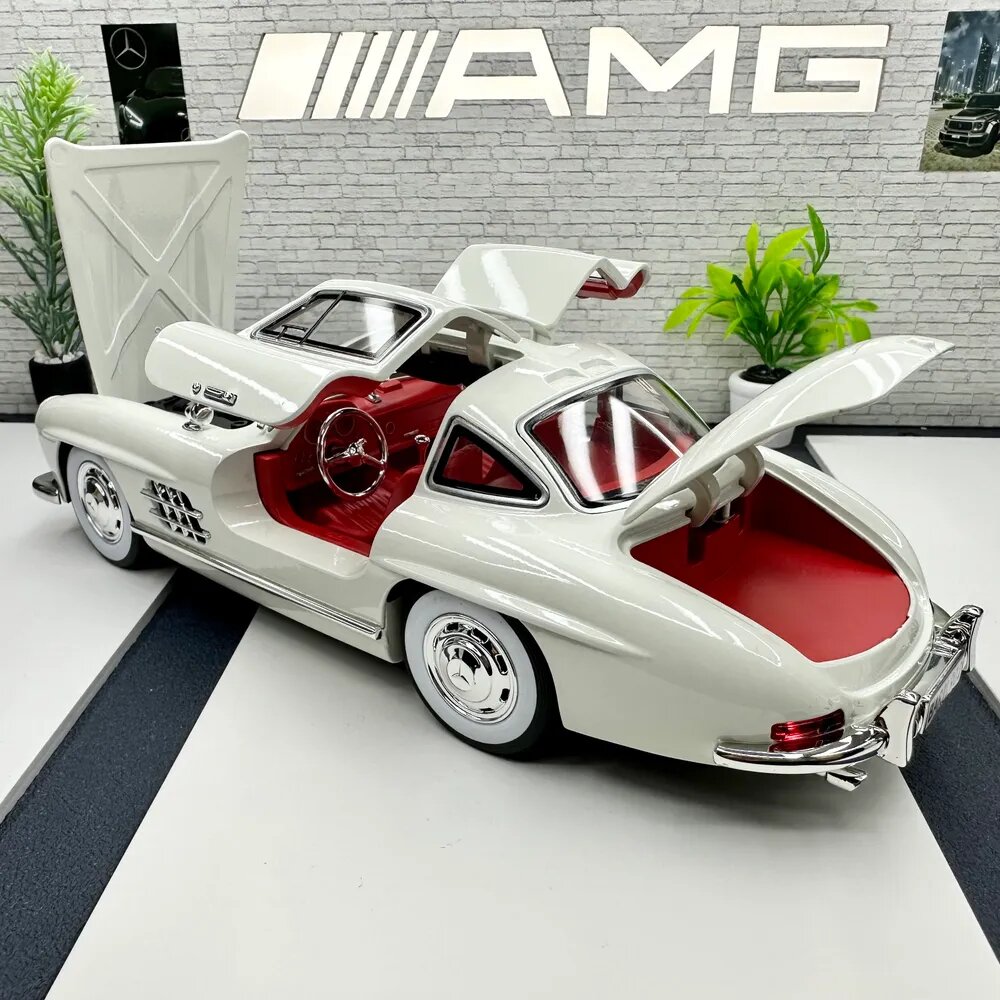 Масштабная модель Mercedes-Benz 300 SL, 1:24, металл, со звуком и светом — фото 1