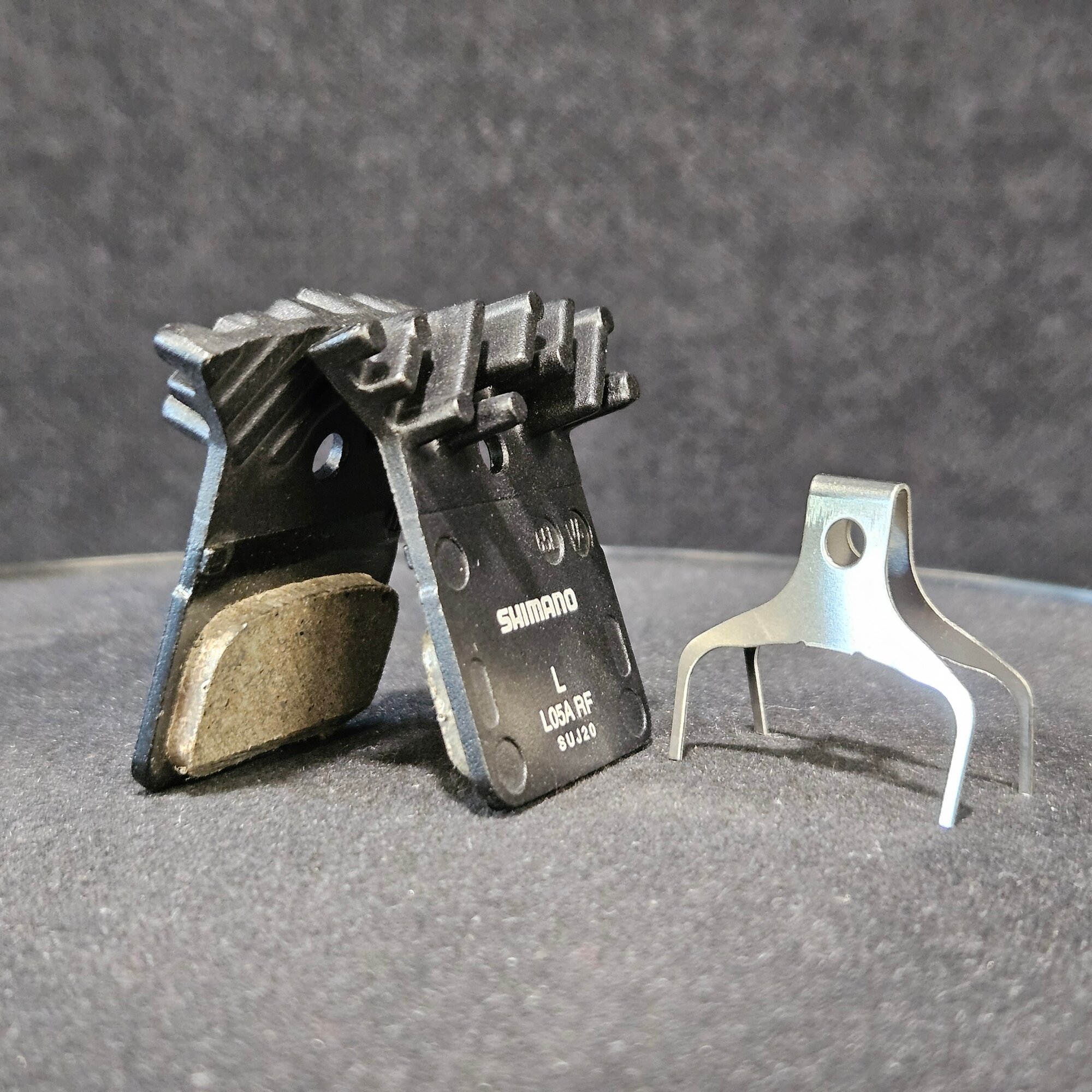 Колодки для дисковых тормозов Shimano L05A-RF (XTR / 105 / Tiagra), L-type, с радиаторами, органические (resin), подложка из алюминиевого сплава
