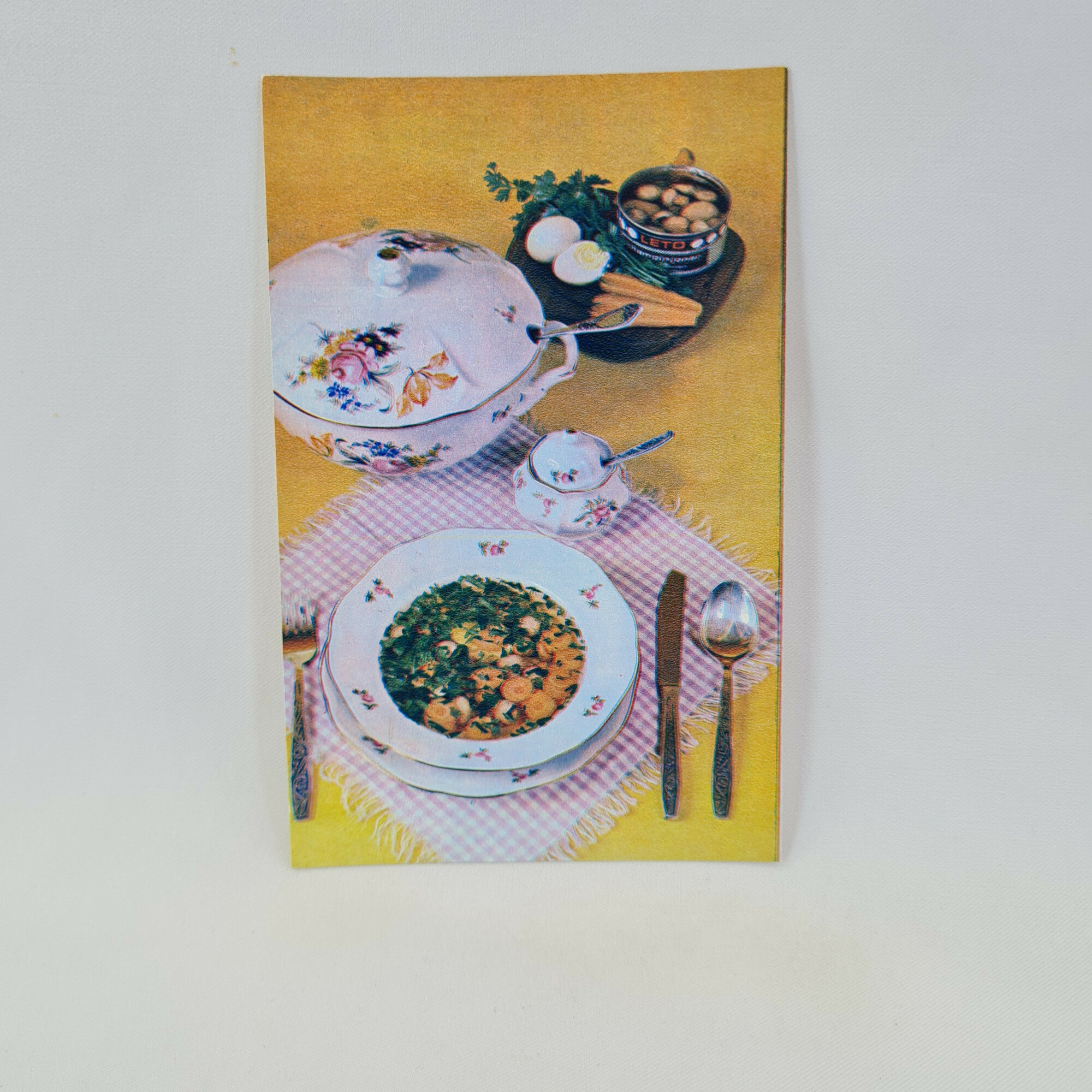 Открытка советская СССР. Кулинария, пестрый суп из шампиньонов и сервированный стол. Винтаж