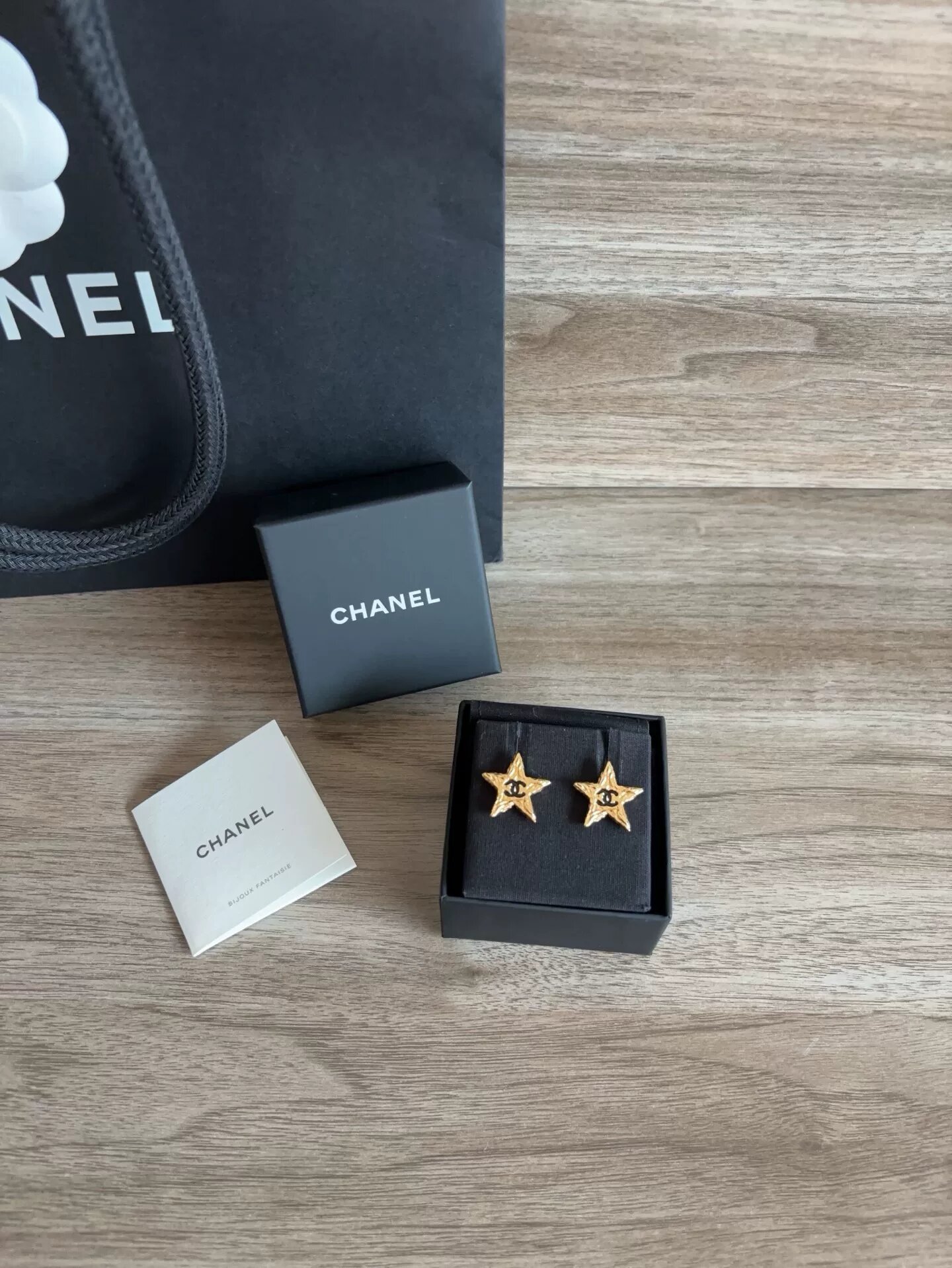 Серьги пусеты Chanel, золотой — фото 1