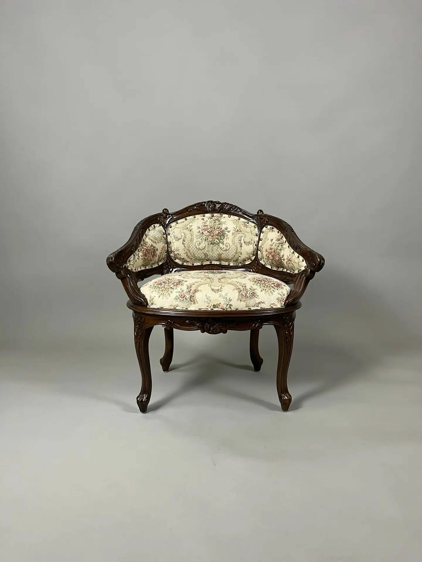 Кресло CLEO с текстильной обивкой и деревянным каркасом из красного дерева (mahogany wood), цает орех ASD