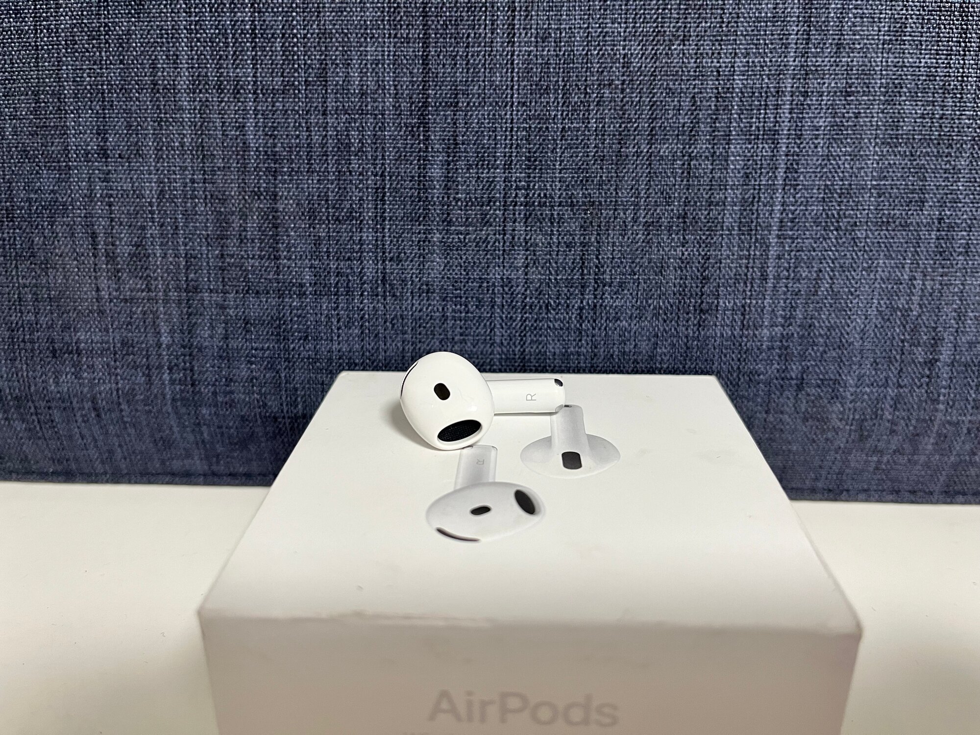 Правый наушник AirPods 5, беспроводной зарядный кейс MagSafe/Qi, белый, оригинал
