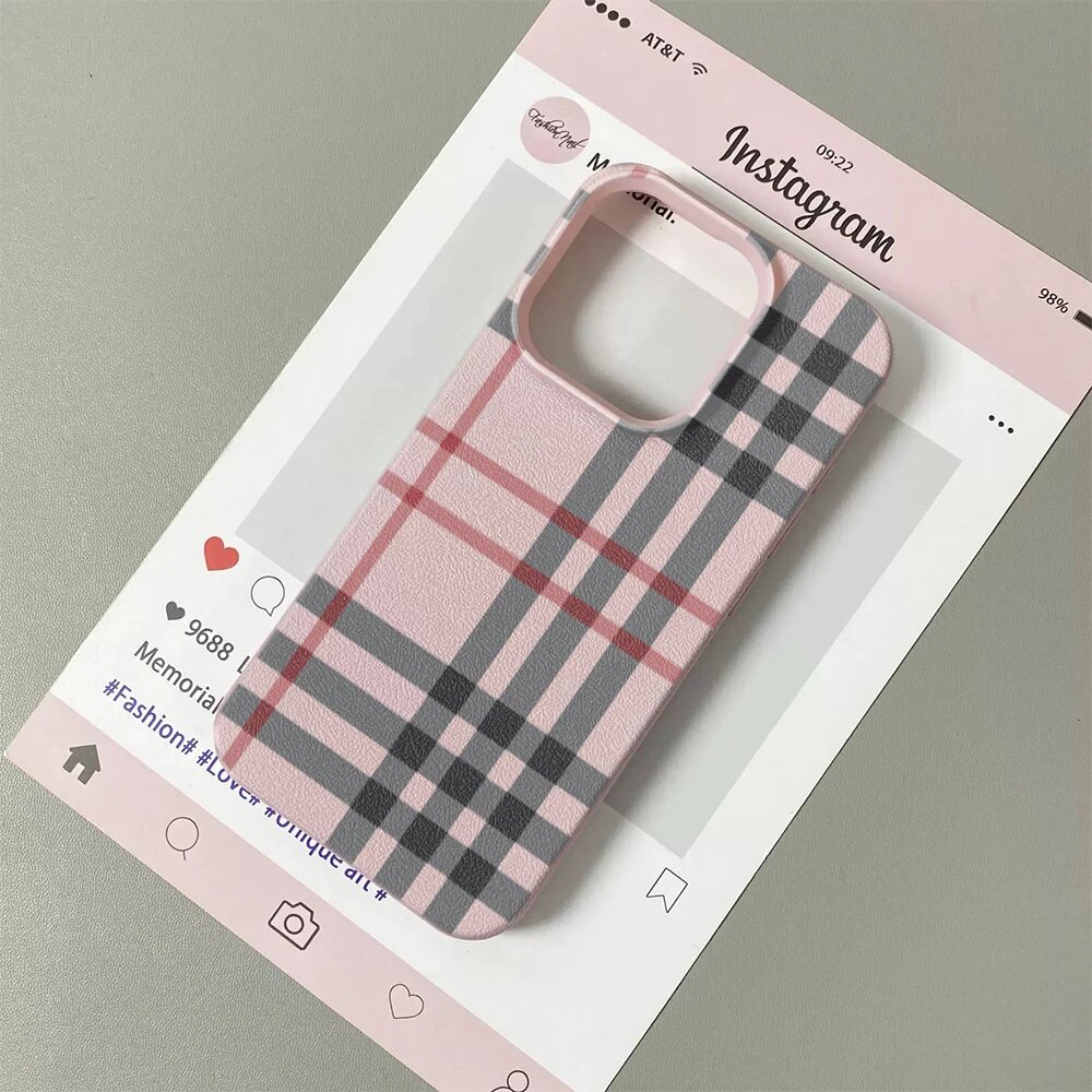 Розовый чехол в клетку для iPhone 13