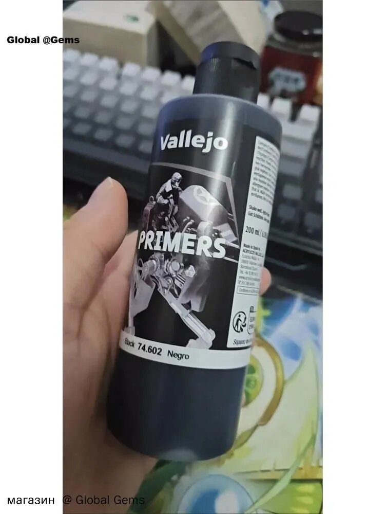 Грунт Vallejo Surface Primer Black 74602 (200 мл) - Аэрозольный акриловый грунт для моделей — фото 1