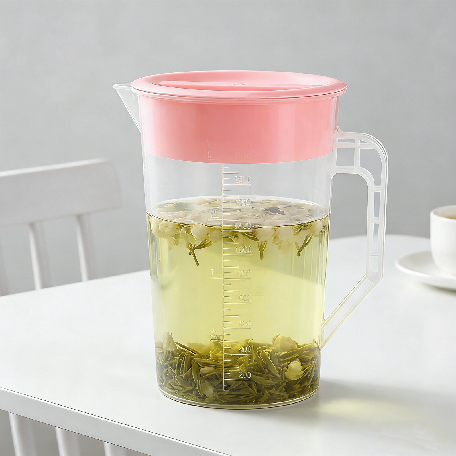 Пластиковый прозрачный кувшин с крышкой розового цвета для кухни, 2 л с мерной шкалой
