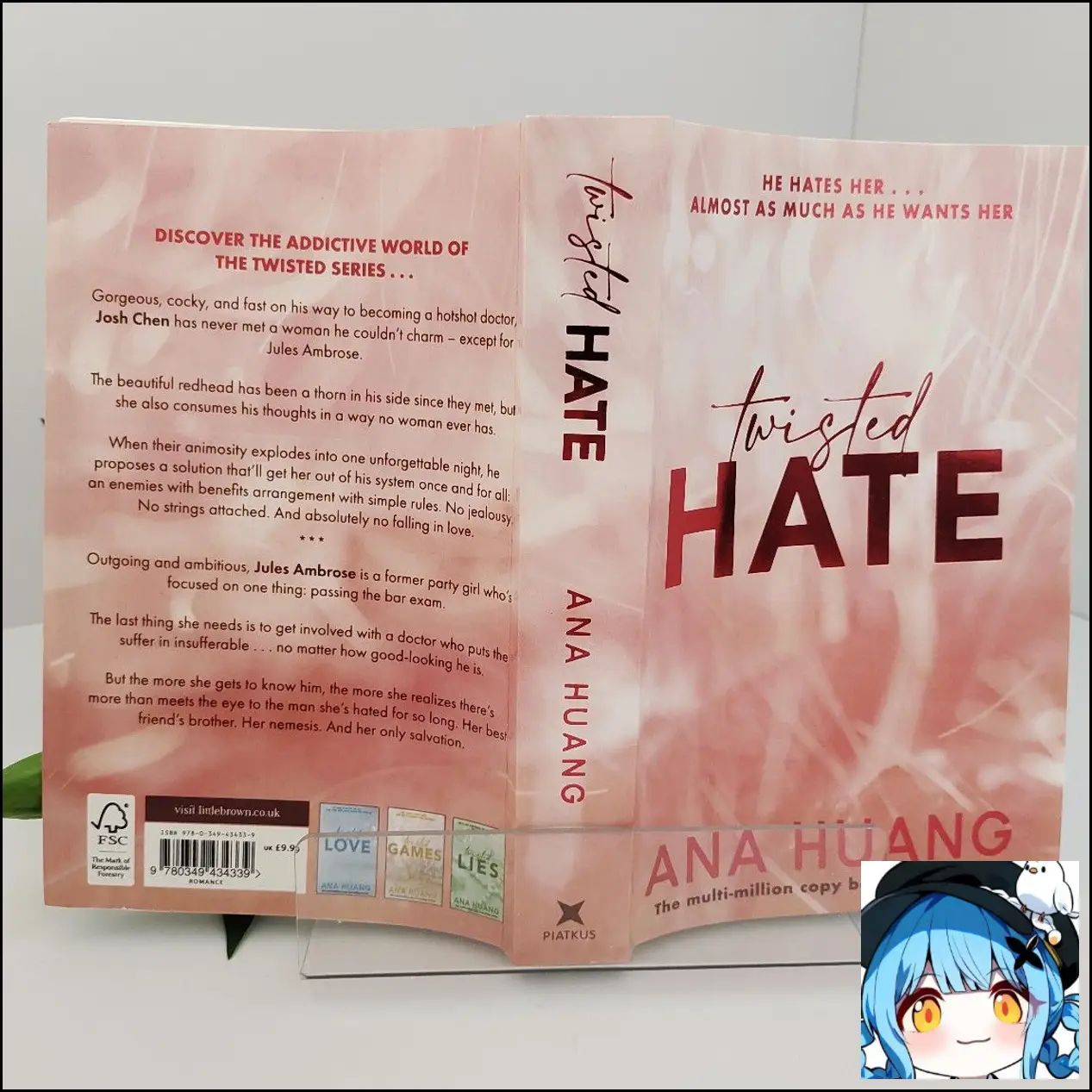 Книга Ana Huang «Twisted Hate» — романтическая сага о врагах, влюбляющихся друг в друга, мягкая обложка, английский язык