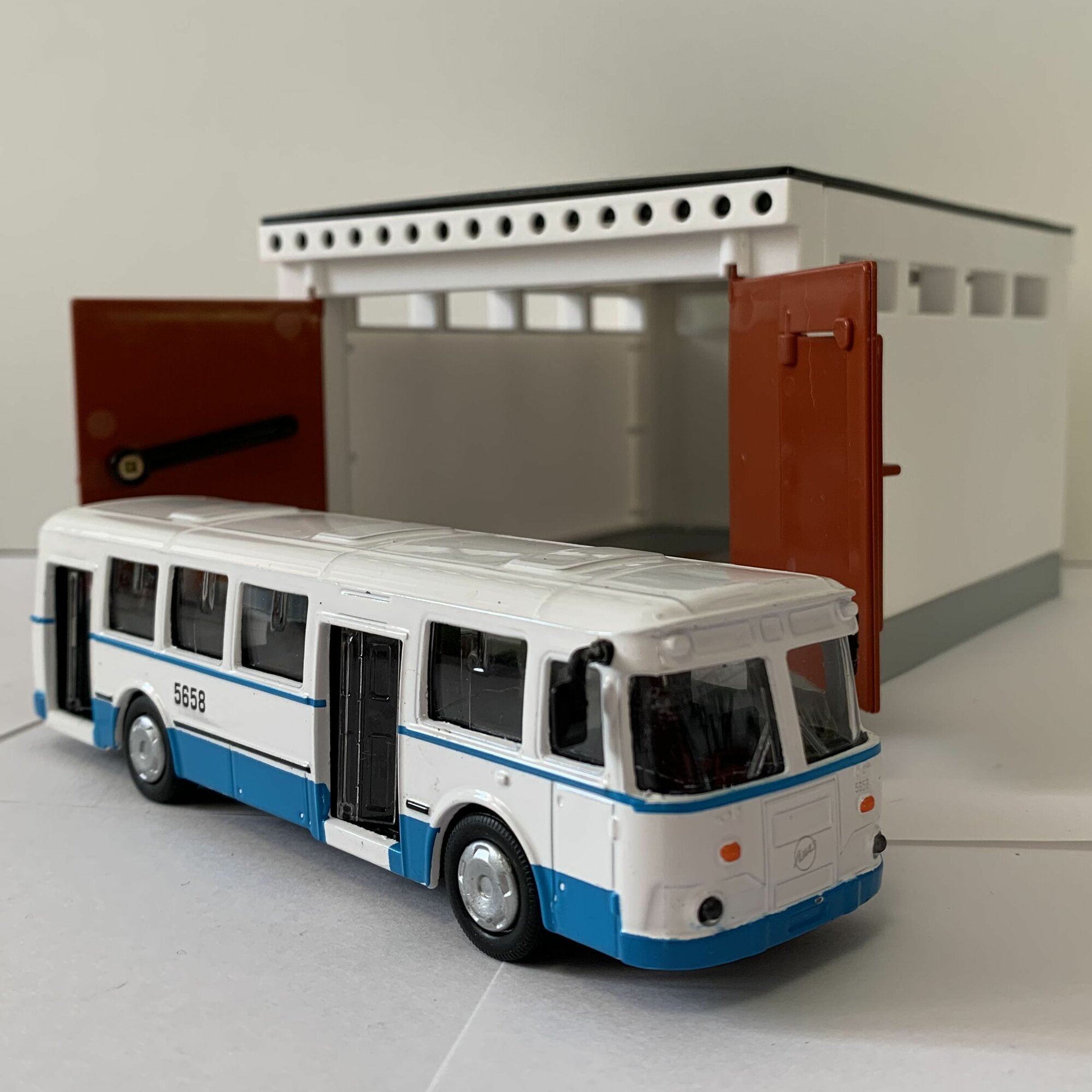 Гараж с воротами + автобус лиаз 677 (15 см, метал, инерция, откр. дверей) - сине-белый