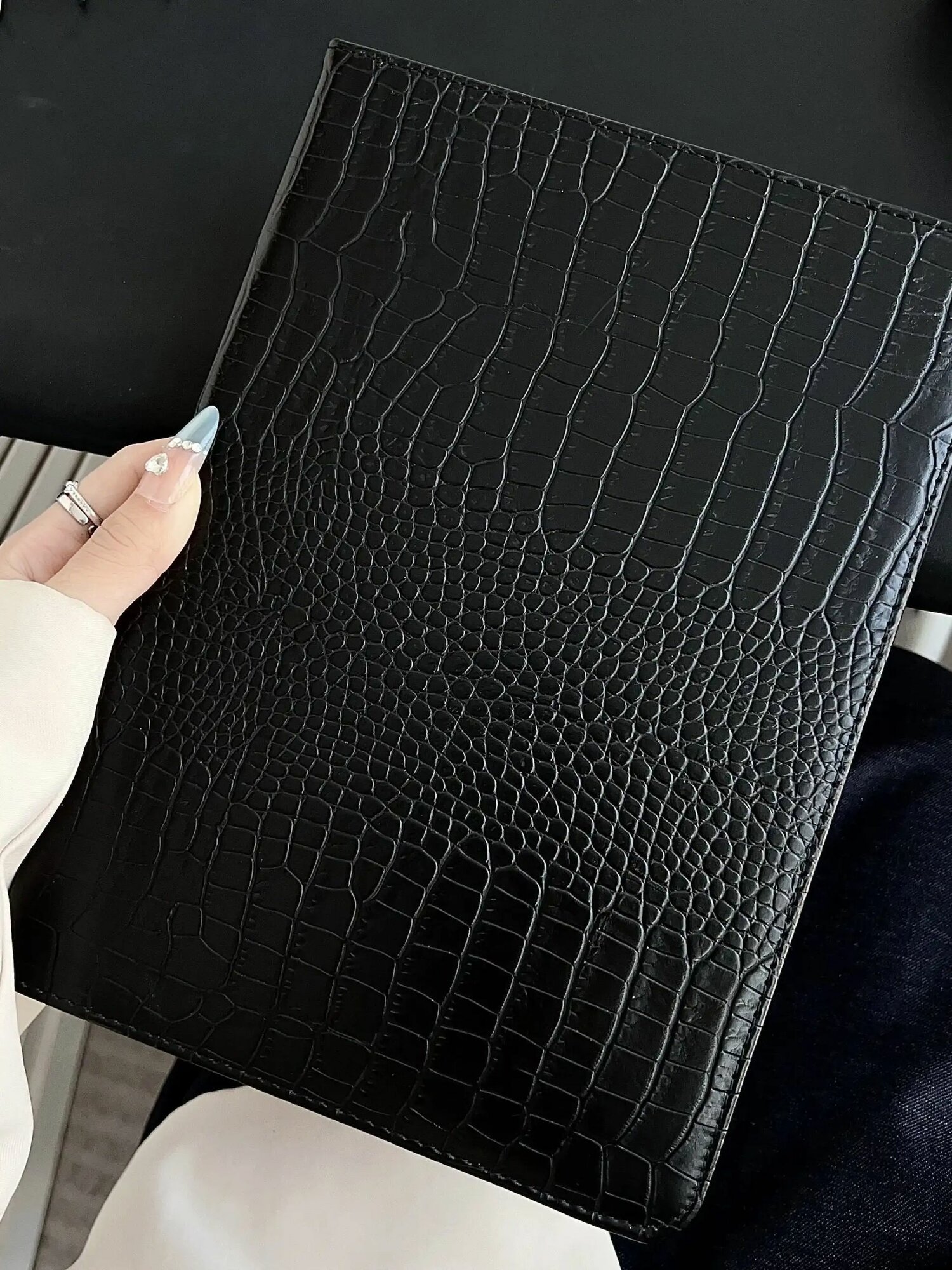 Чехол для Apple iPad 10 2022 , iPad 11 2025 (10.9") с магнитом, Кожа с рисунком крокодила / Эпл Айпад 10 2022, Айпад A16, Айпад 11 2025 10.9"