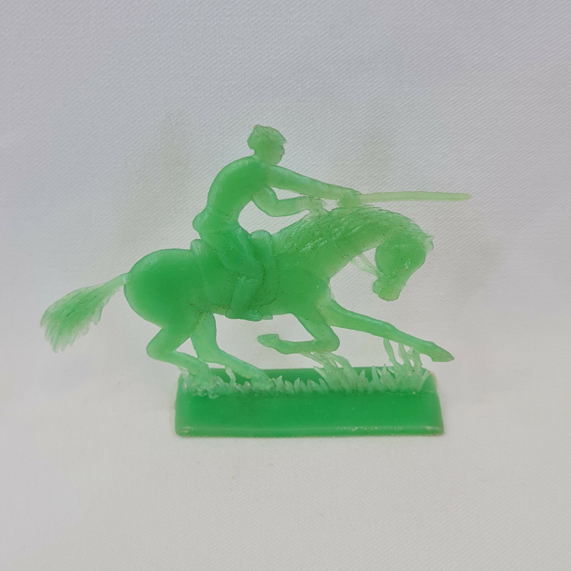 Фигурка всадника, винтаж СССР. Игрушка на лошади с копьём и подставкой, зелёный пластик